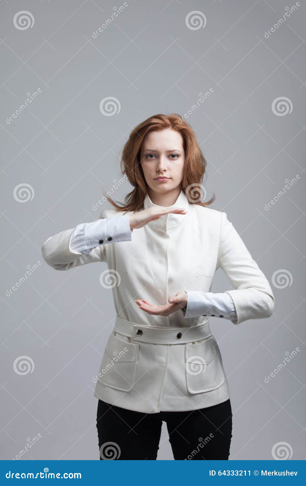 Fixation De Femme Quelque Chose Dans Des Mains Image stock - Image du ... Fixation De Femme Quelque Chose Dans Des Mains Image stock - Image du ...