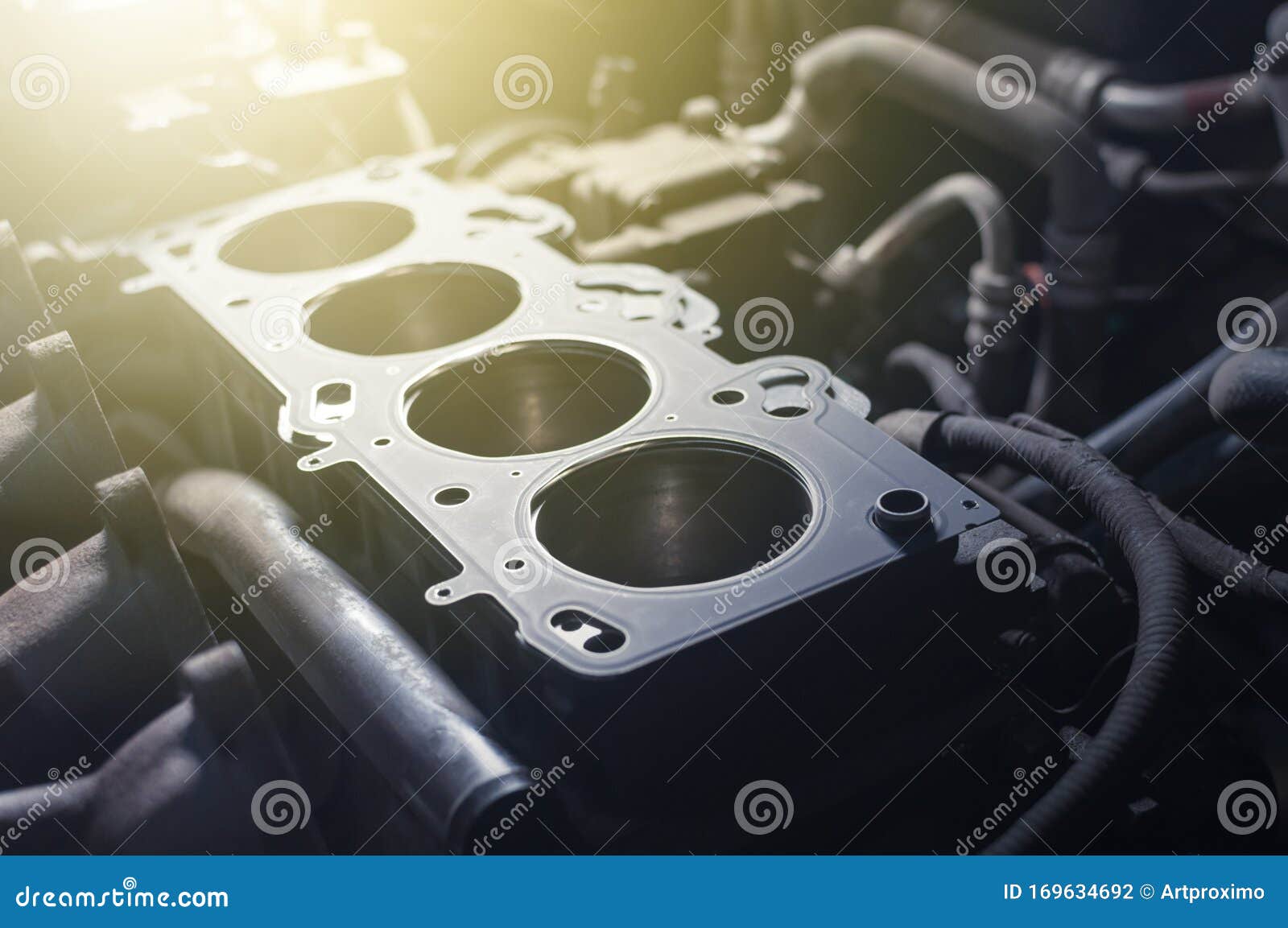 Fixation De Moteur. Remplacement De Joint De Culasse Dans L'atelier ...