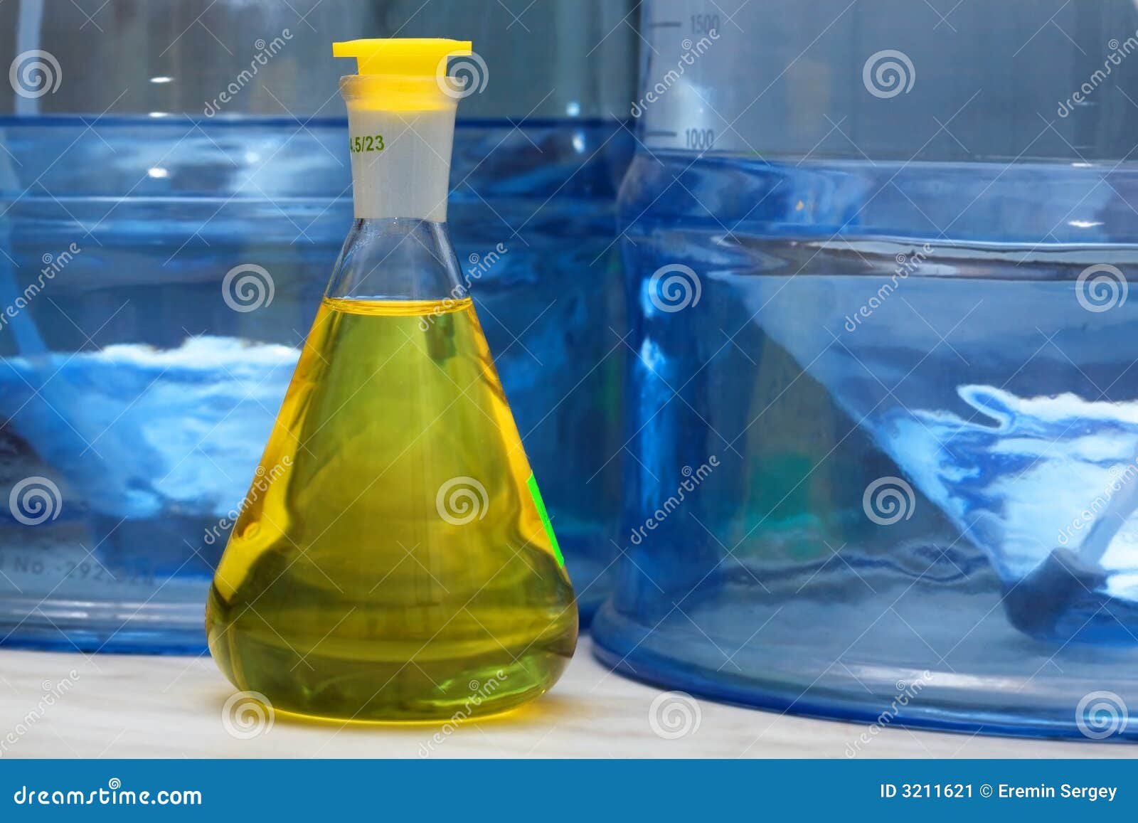 Flacon erlenmeyer 01 image stock. Image du scientifique - 3211621