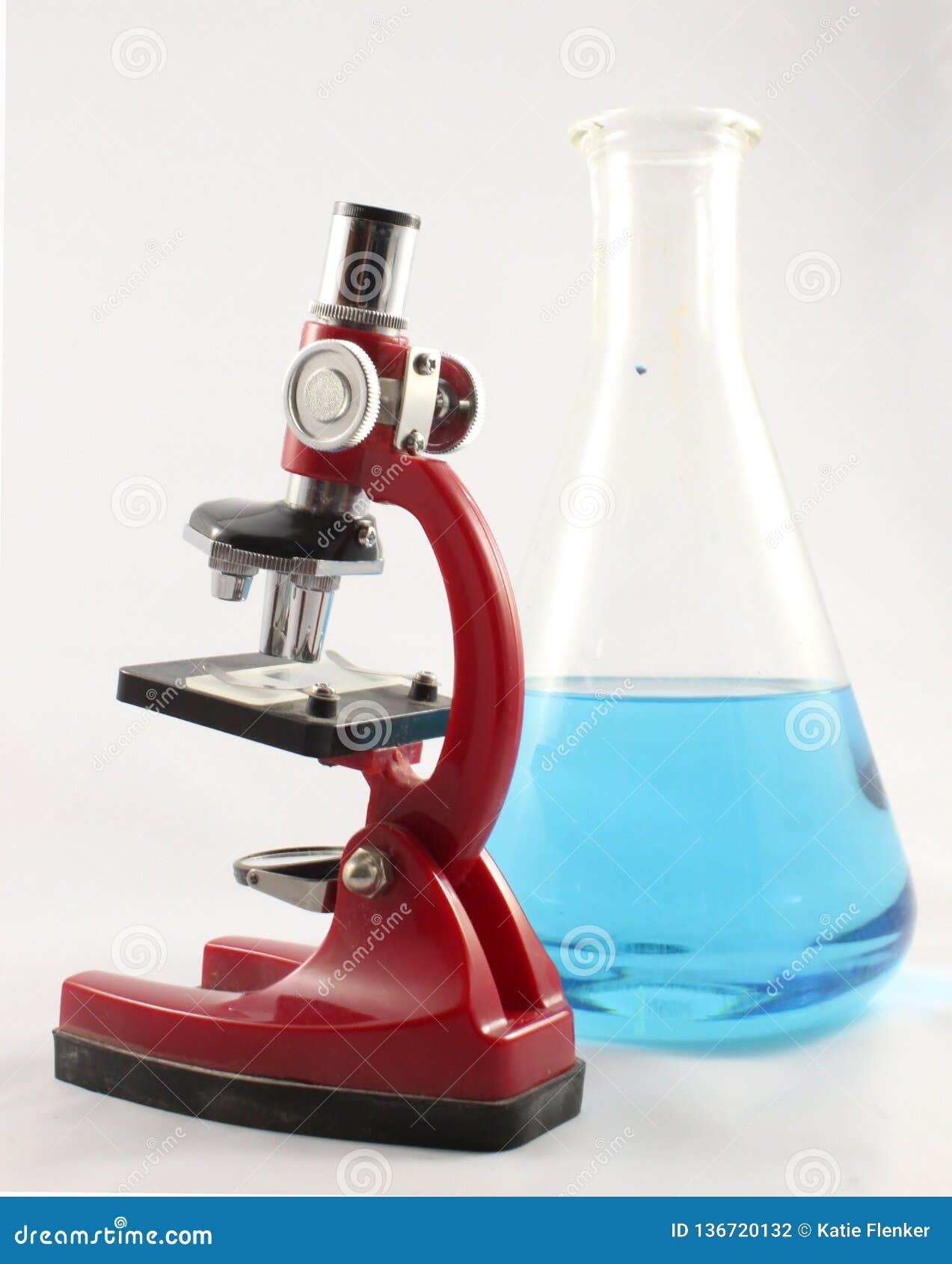 Flacon Erlenmeyer Avec Le Liquide Bleu Et Microscope Sur Le Fond Blanc ...