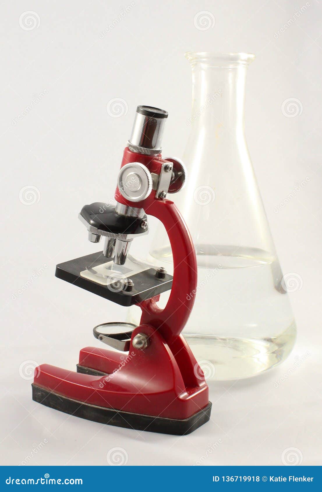 Flacon Erlenmeyer De Microscope Et Avec Le Liquide Sur Le Fond Blanc ...