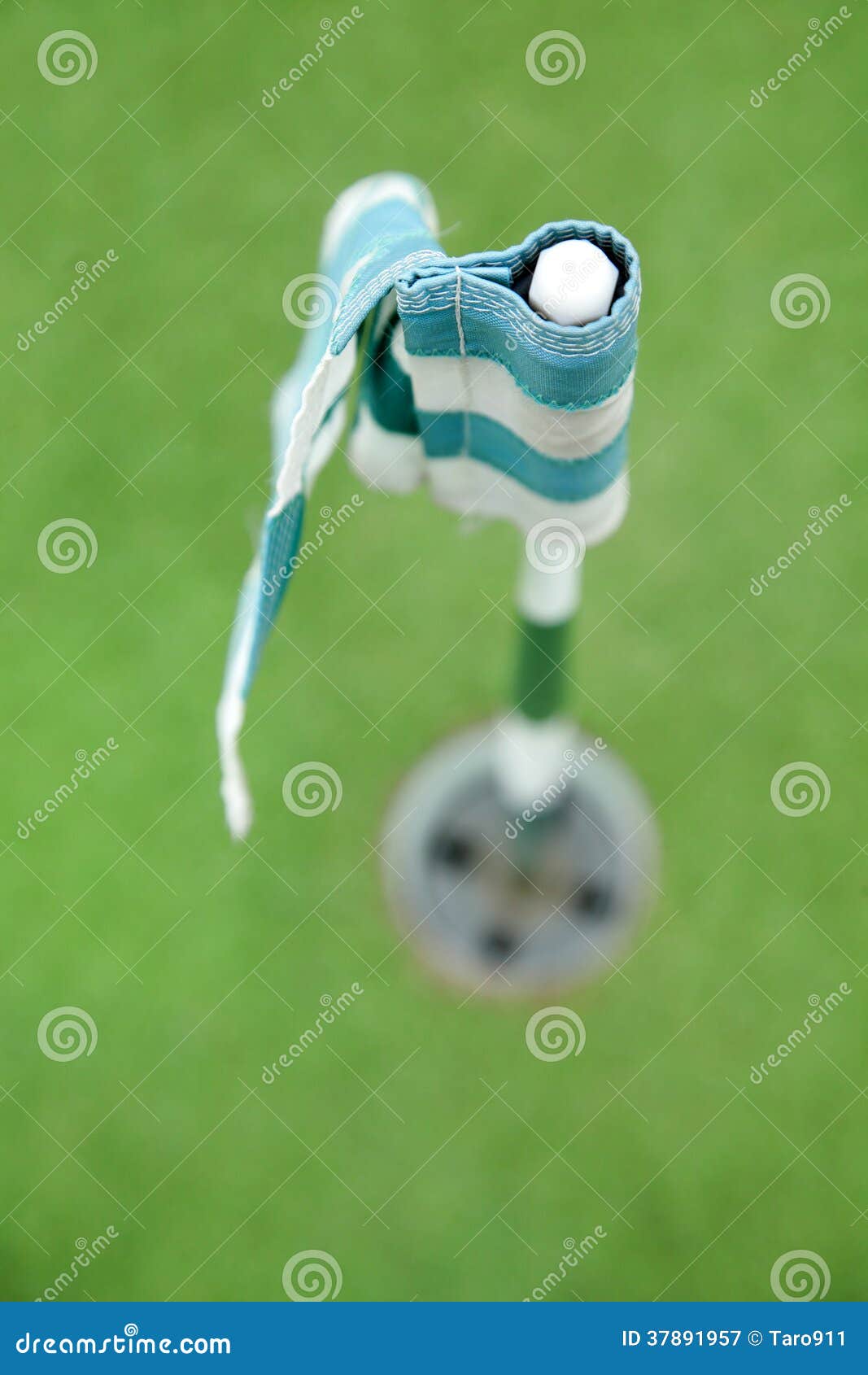 Flag and golf hole stock image. Image of retirement, grass - 37891957