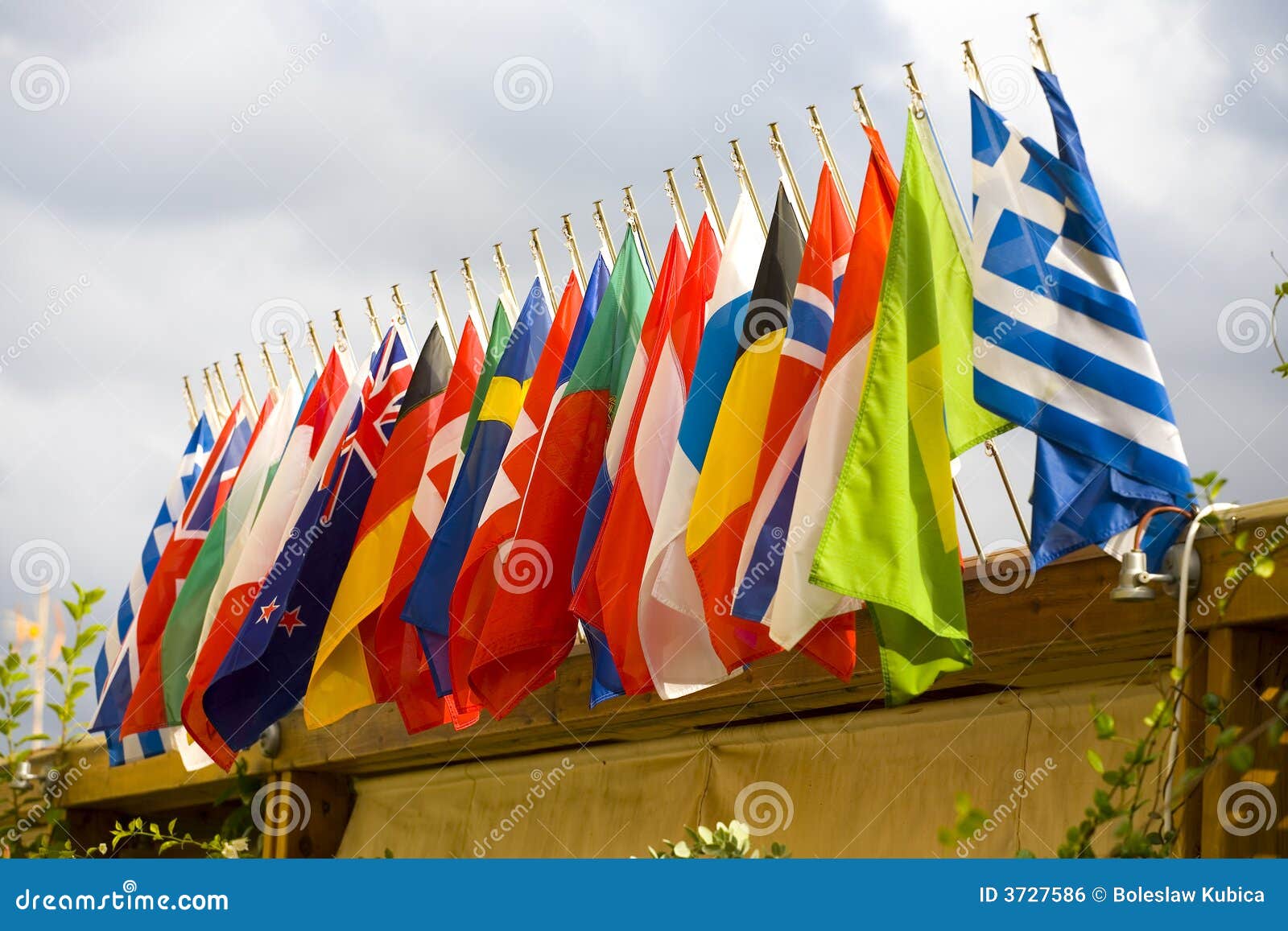 Flaggor arkivfoto. Bild av himmel, soligt, färgrikt, oklarheter - 3727586