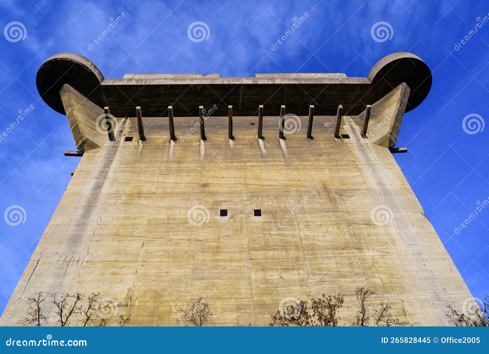 Flakbunker Dans Le Parc Augarten Image stock - Image du soute, defense ...