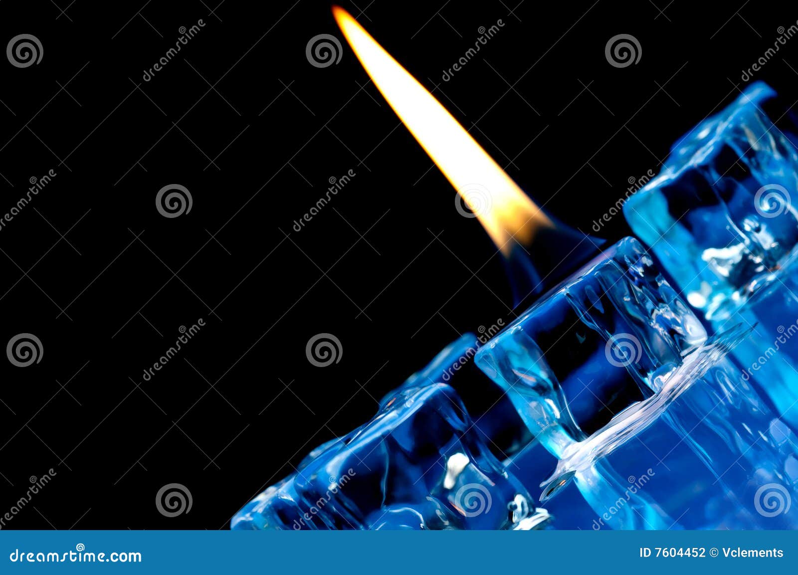 Flama Que Queima-se Em Cubos De Gelo Azuis Foto de Stock - Imagem de ...
