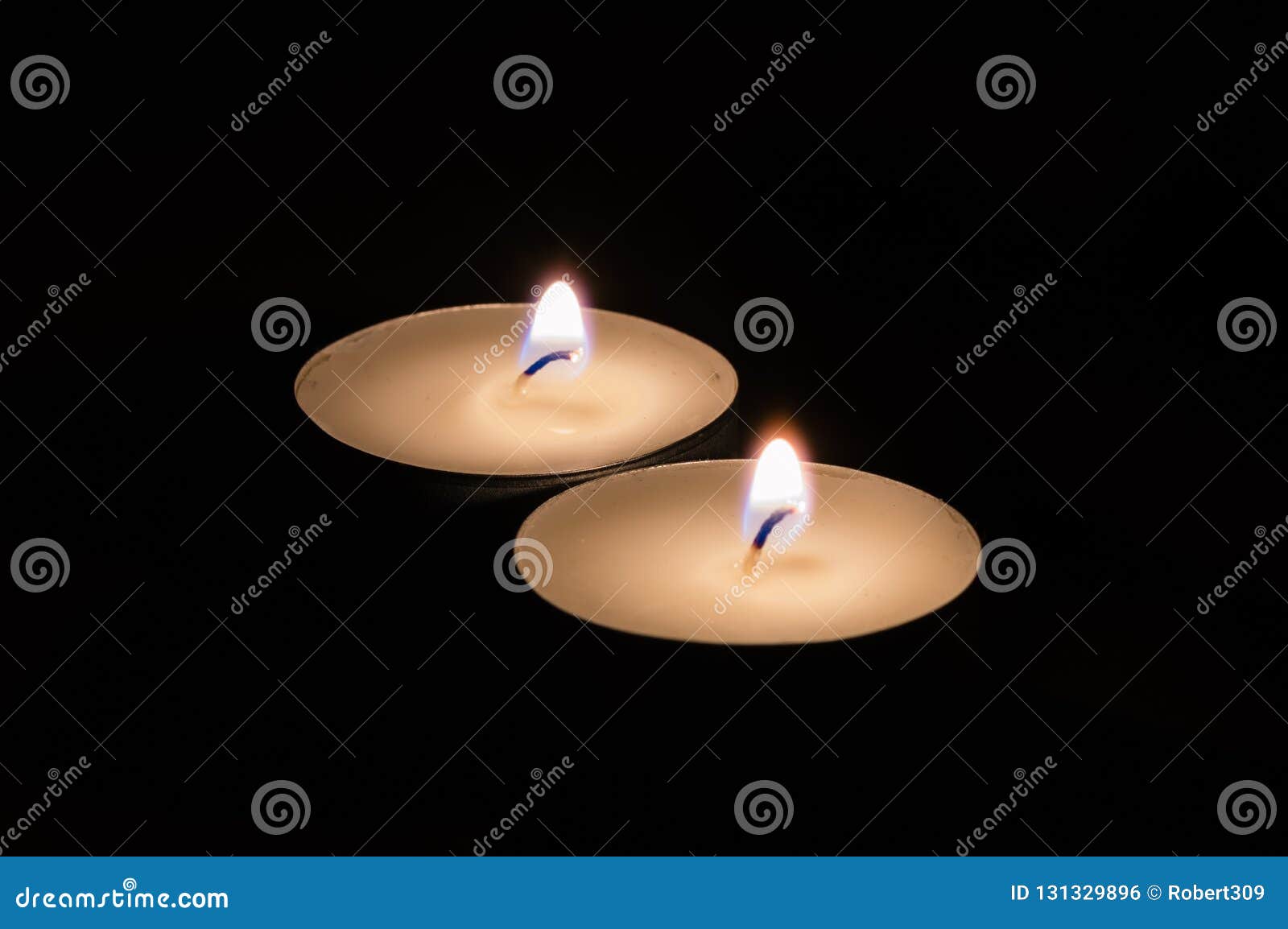 Flamear Dos Velas Con El Fondo Negro Foto de archivo - Imagen de ...