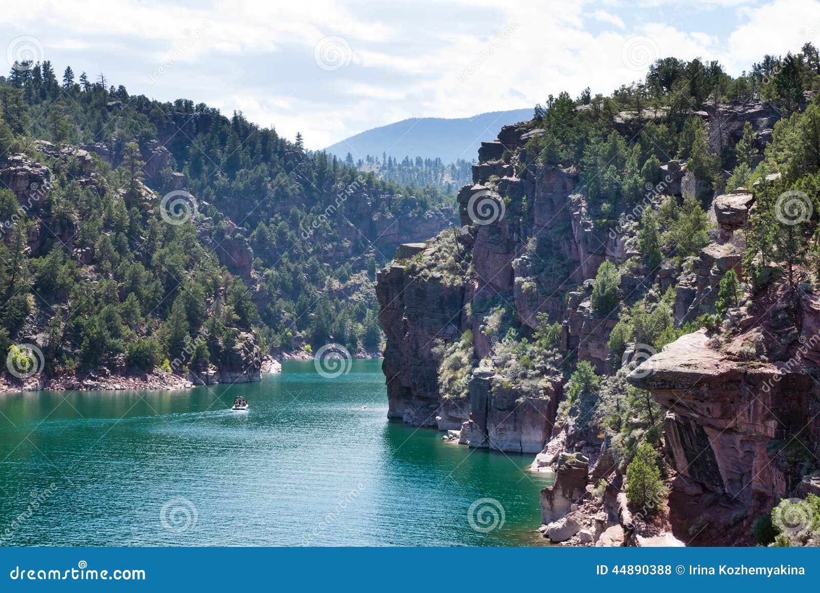 Flaming Gorge Reservoir (UT): Beautiful Cliffs and Emerald Wate Stock ...