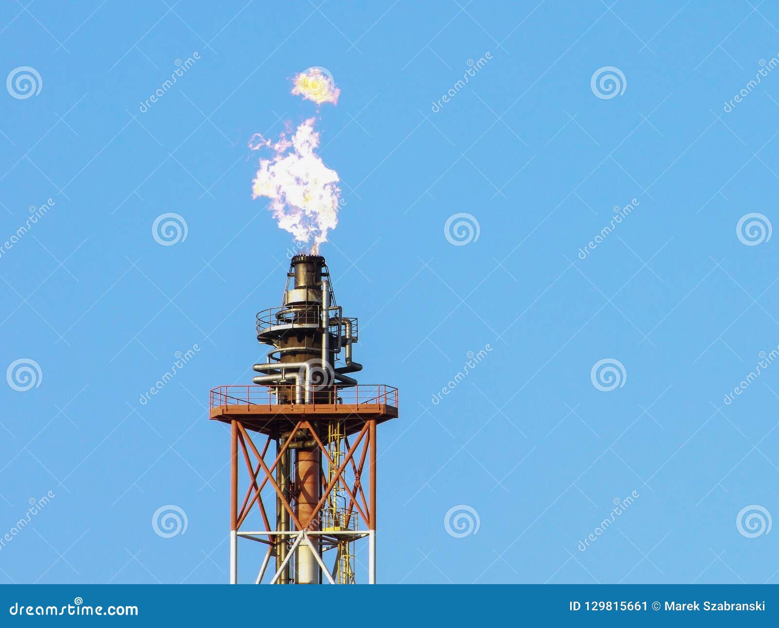 Flamme Auf Dem Raffinerieturm Stockbild - Bild von feuer, leute: 129815661