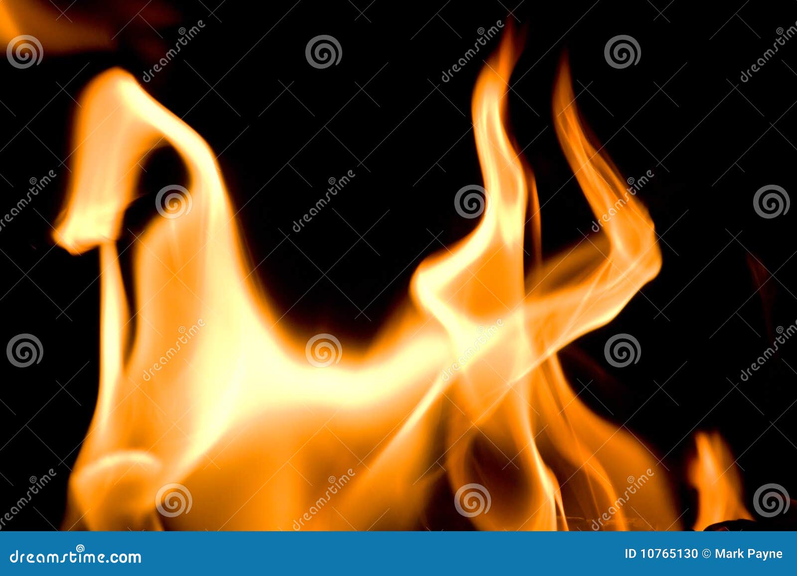 Flammen des Feuers stockfoto. Bild von hölle, feiertag - 10765130