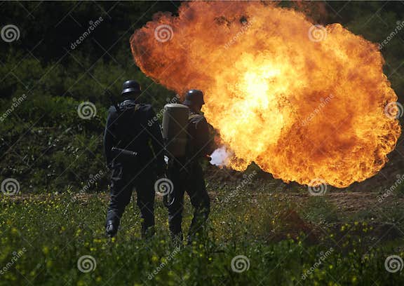 Flammenwerfer stockbild. Bild von flamme, soldaten, hitze - 2010207