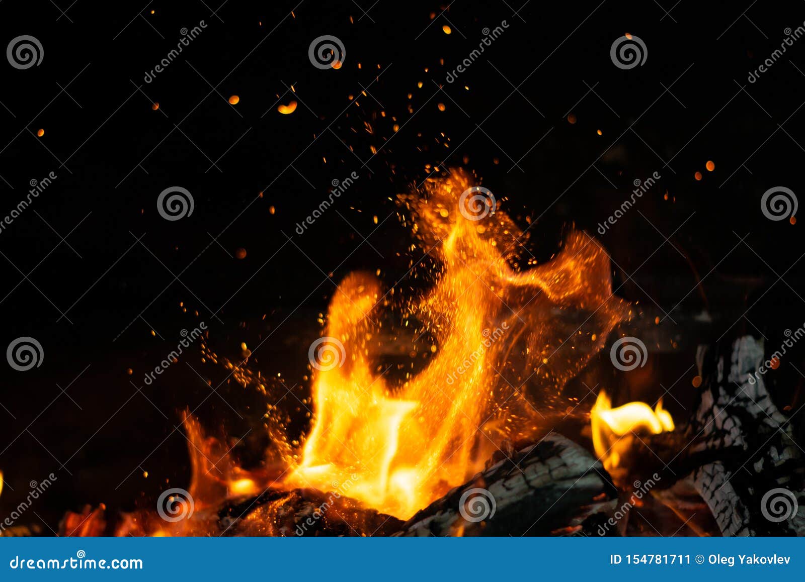 Flammes Du Feu Dans Le Fourneau De Feu Image stock - Image du orange ...