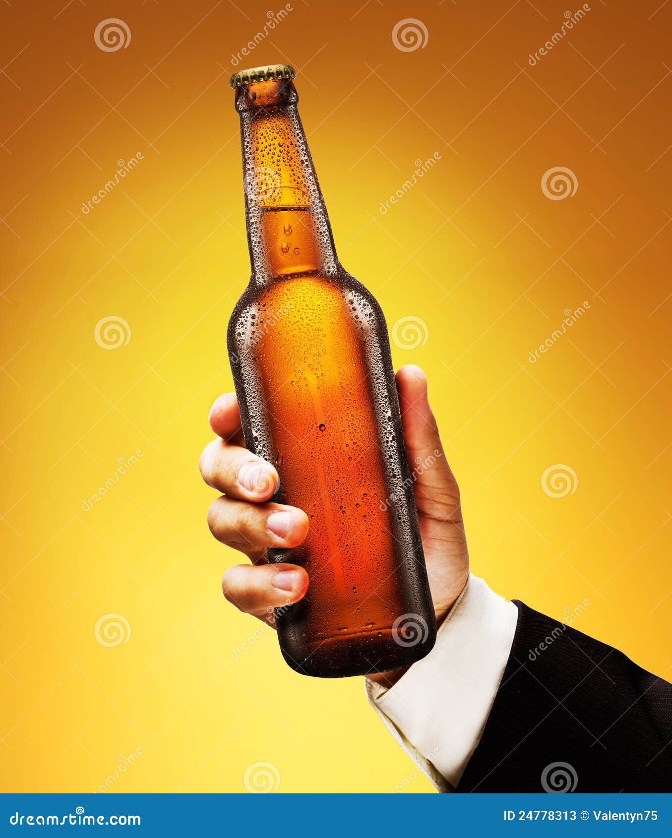 Flasche Bier in Der Hand Eines Mannes Stockbild - Bild von stab, gelb ...