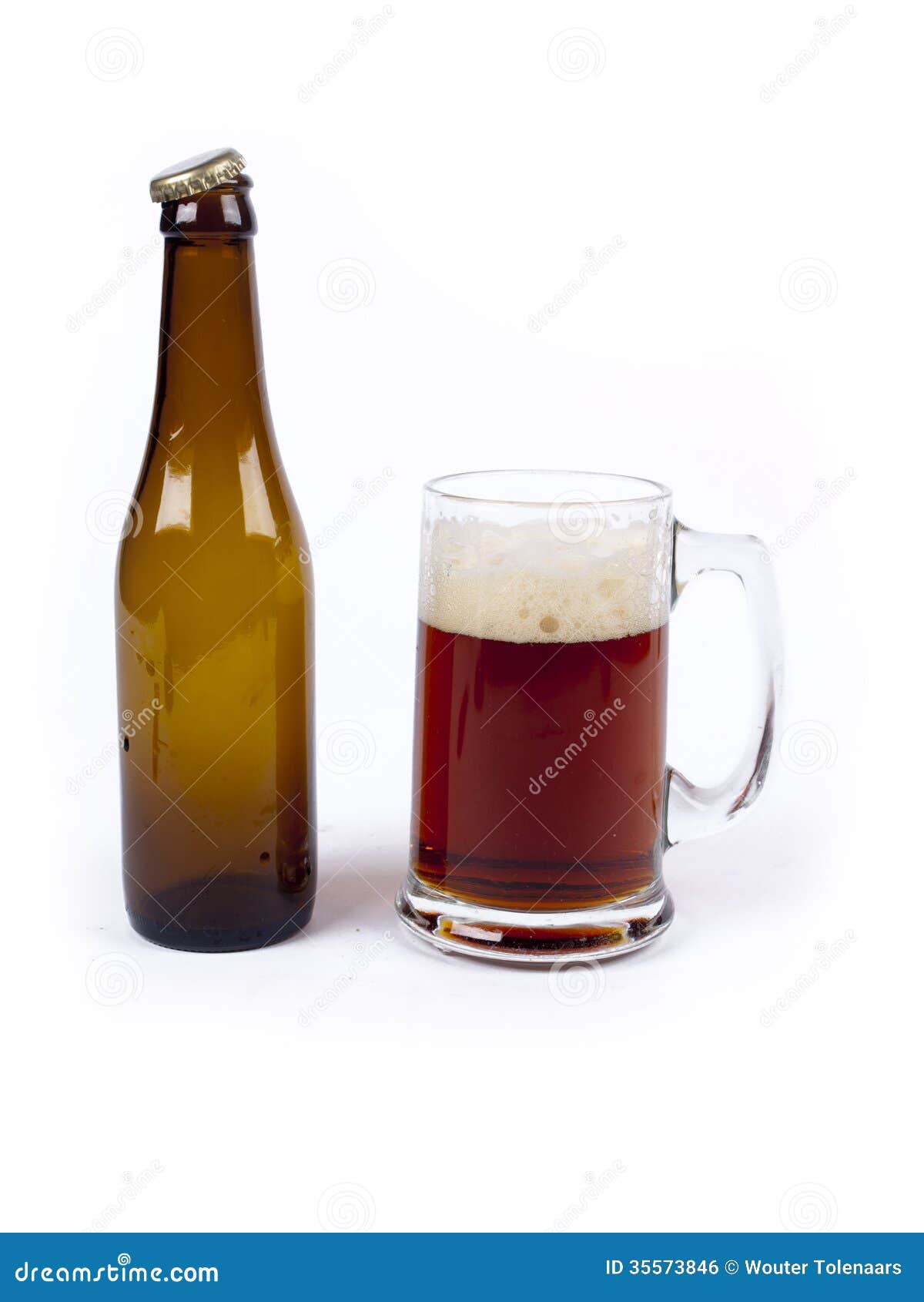 Flasche Bier Nahe Bei Einem Glas Stockfoto - Bild von transparenz, gold ...