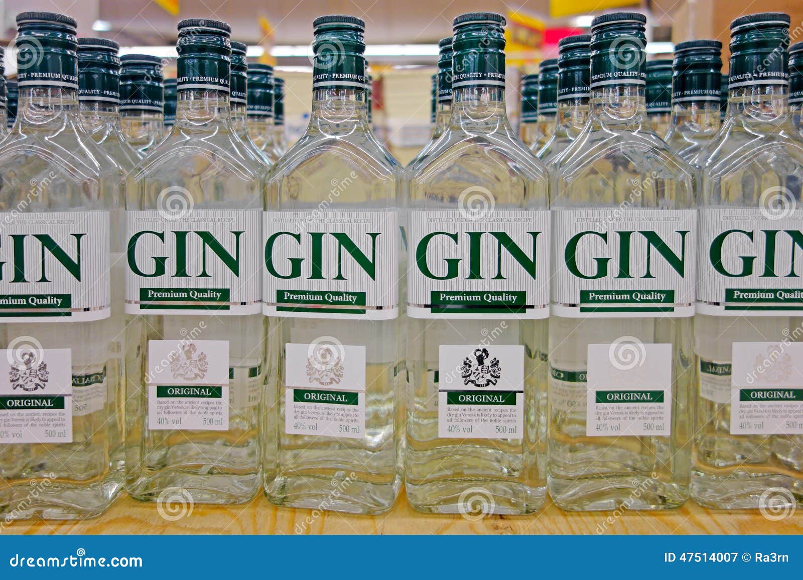 Flasche Gin im Supermarkt redaktionelles stockfotografie. Bild von ...