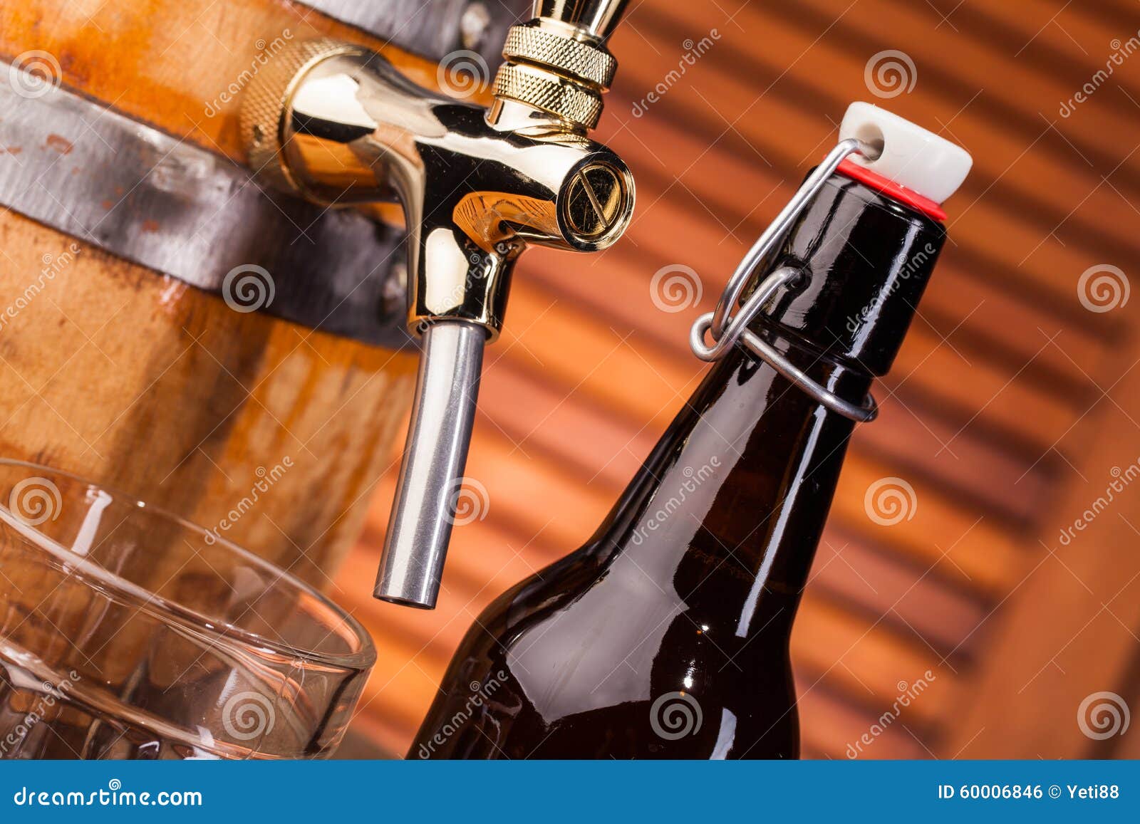 Flasche Helles Bier Auf Tabelle Stockfoto - Bild von korn, flüssigkeit ...