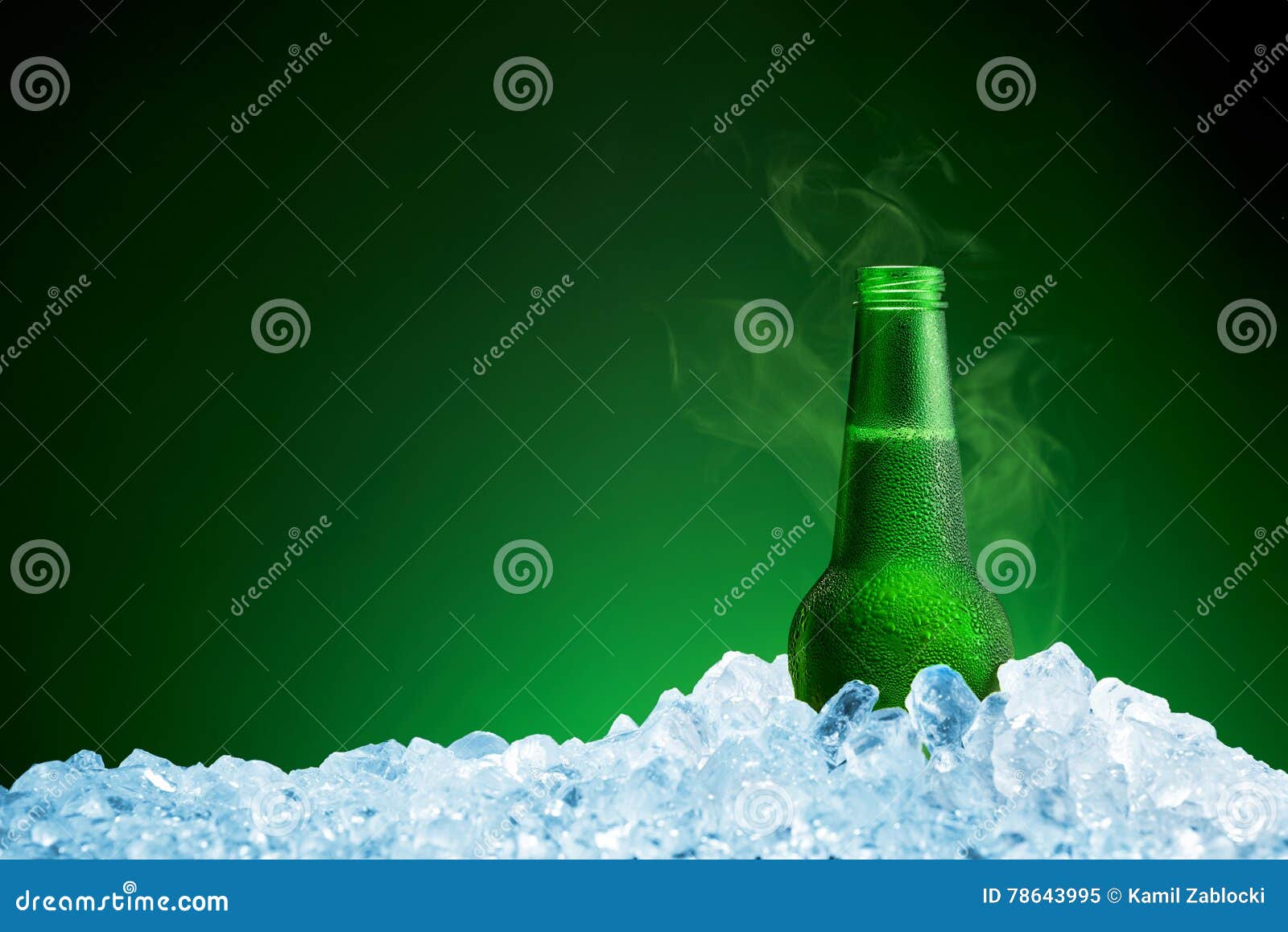Flasche kaltes Bier im Eis stockbild. Bild von dunkel - 78643995 Flasche kaltes Bier im Eis stockbild. Bild von dunkel - 78643995