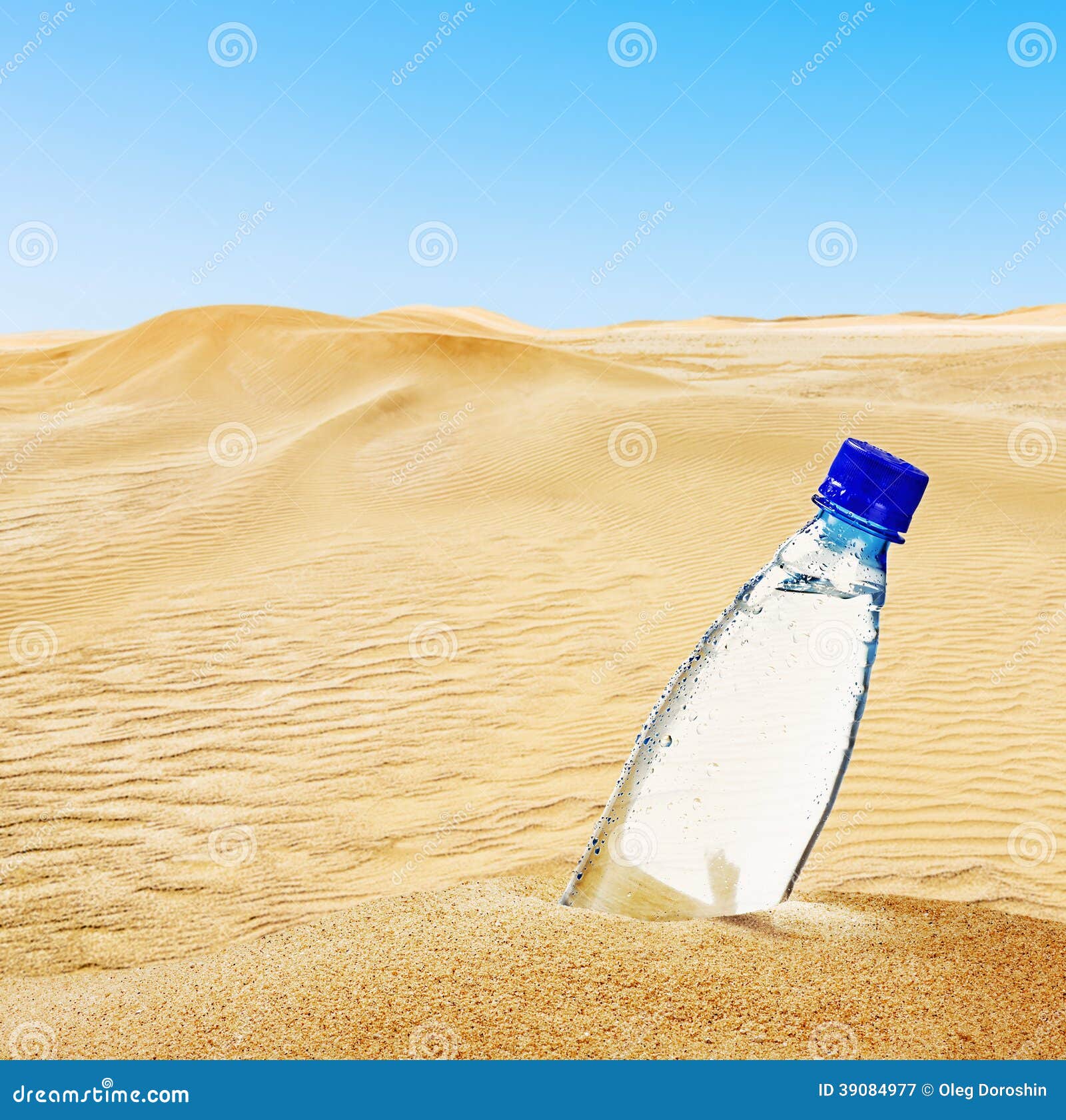Flasche Mineralwasser Auf Dem Sand Stockbild - Bild von blau, frisch ...