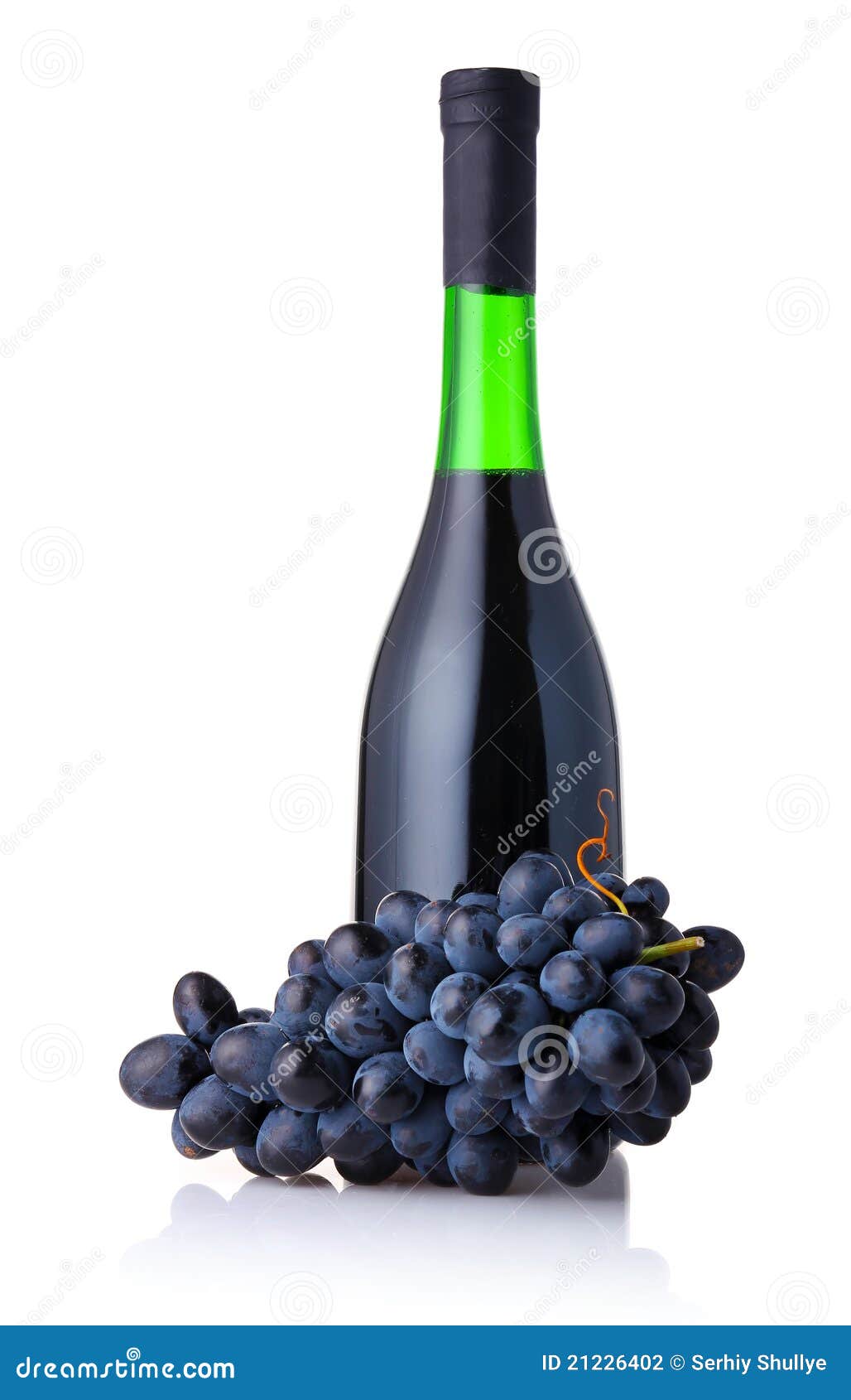 Flasche Rotwein Mit Weintraube Getrennt Stockfoto - Bild von merlot ...
