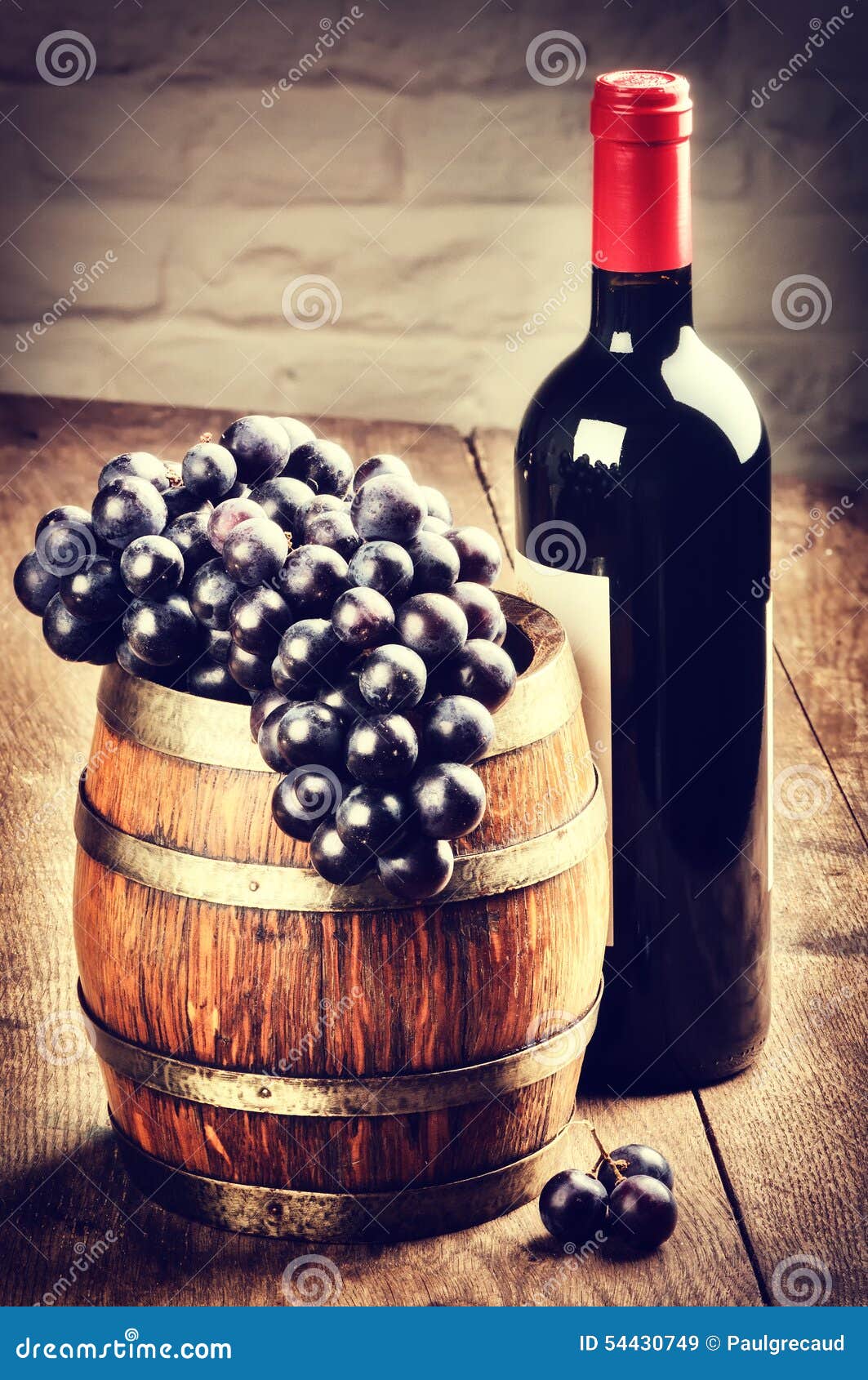 Flasche Rotwein Und Weintraube Stockbild - Bild von bündel, bauernhof ...