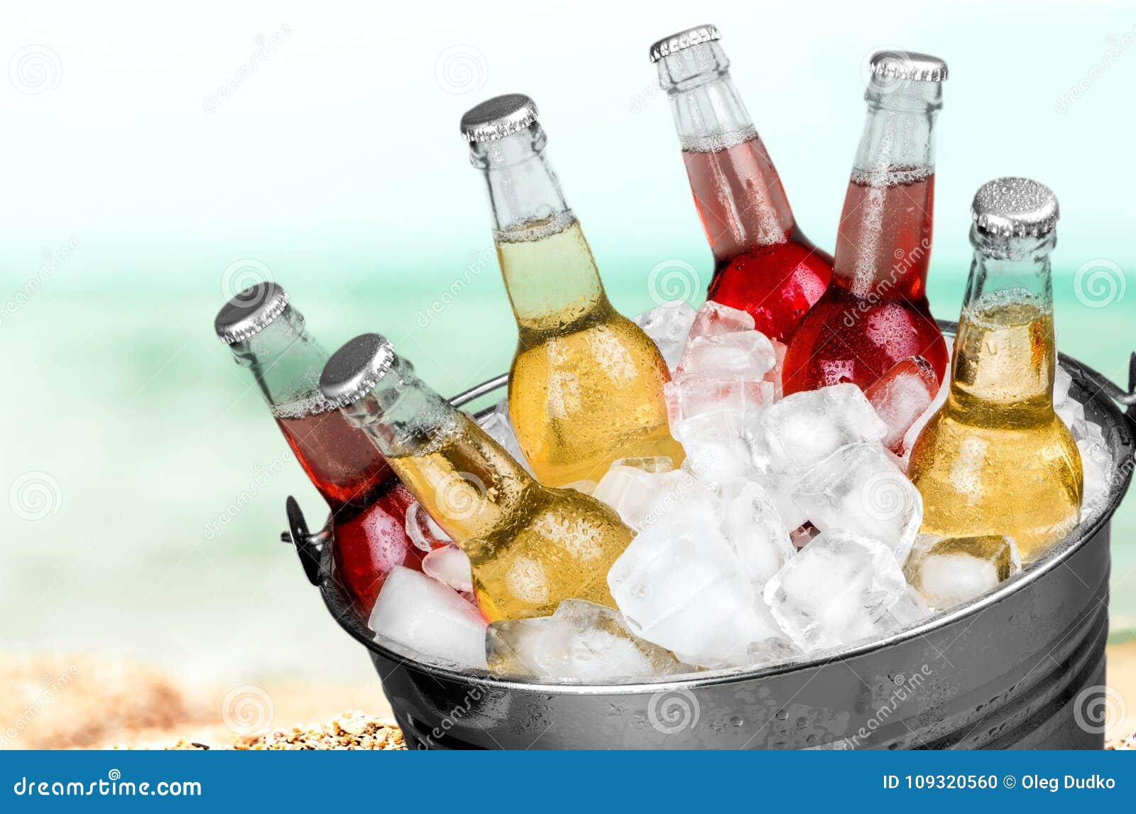 Flaschen Bier Im Eimer Mit Eis Auf Verwischt Stockfoto - Bild von ...