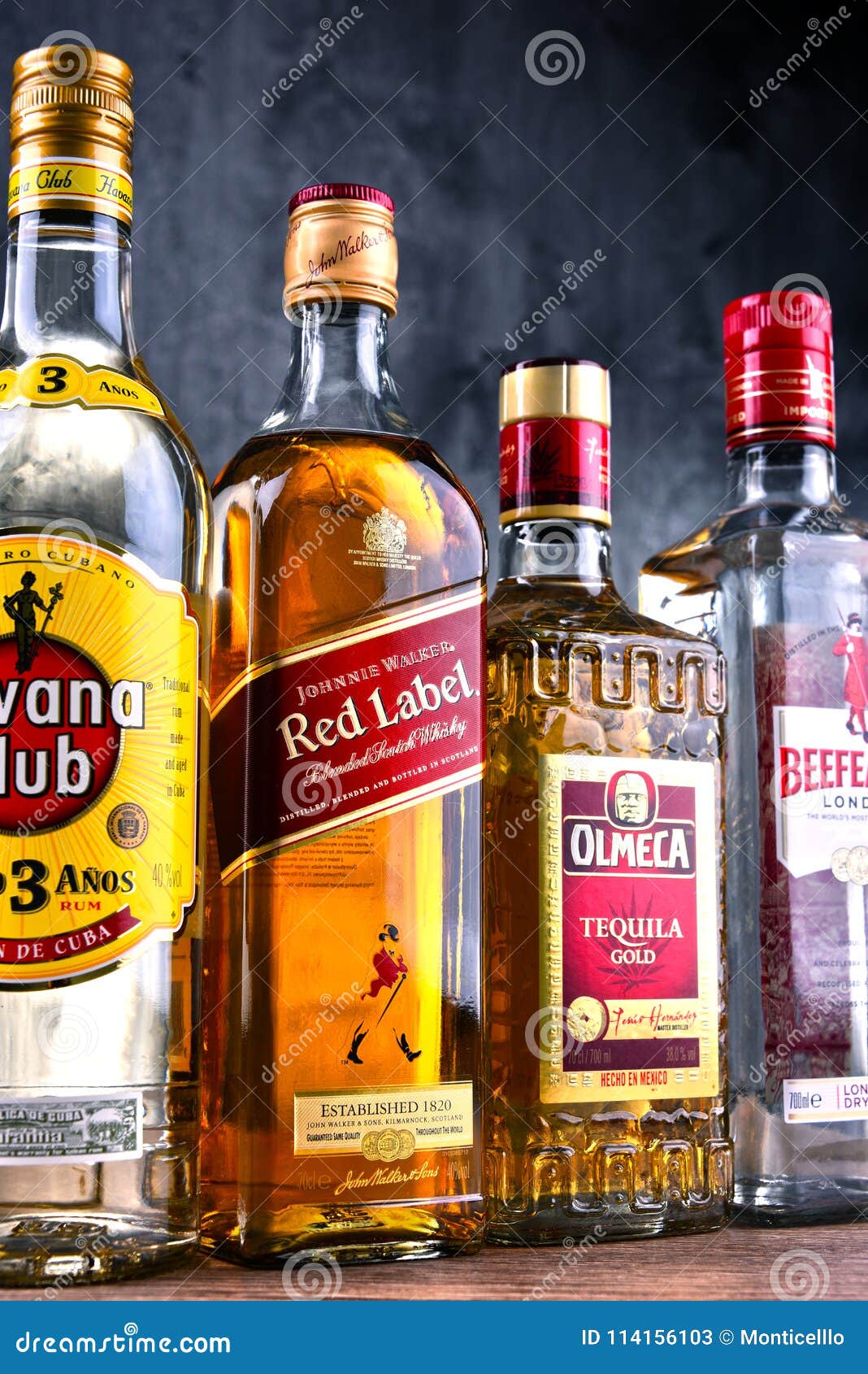 Flaschen Sortierte Globale Schnapsmarken Redaktionelles Stockfoto ...