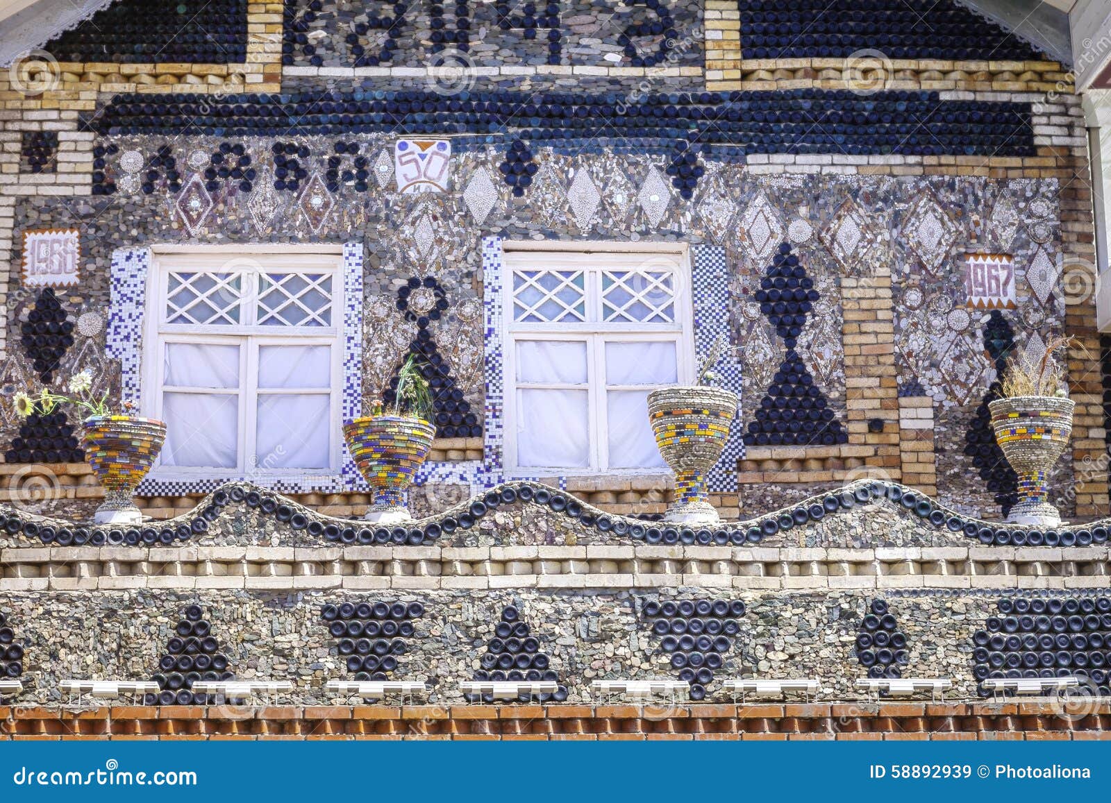 Flaschenhaus in Gyandzha stockbild. Bild von tür, europa - 58892939