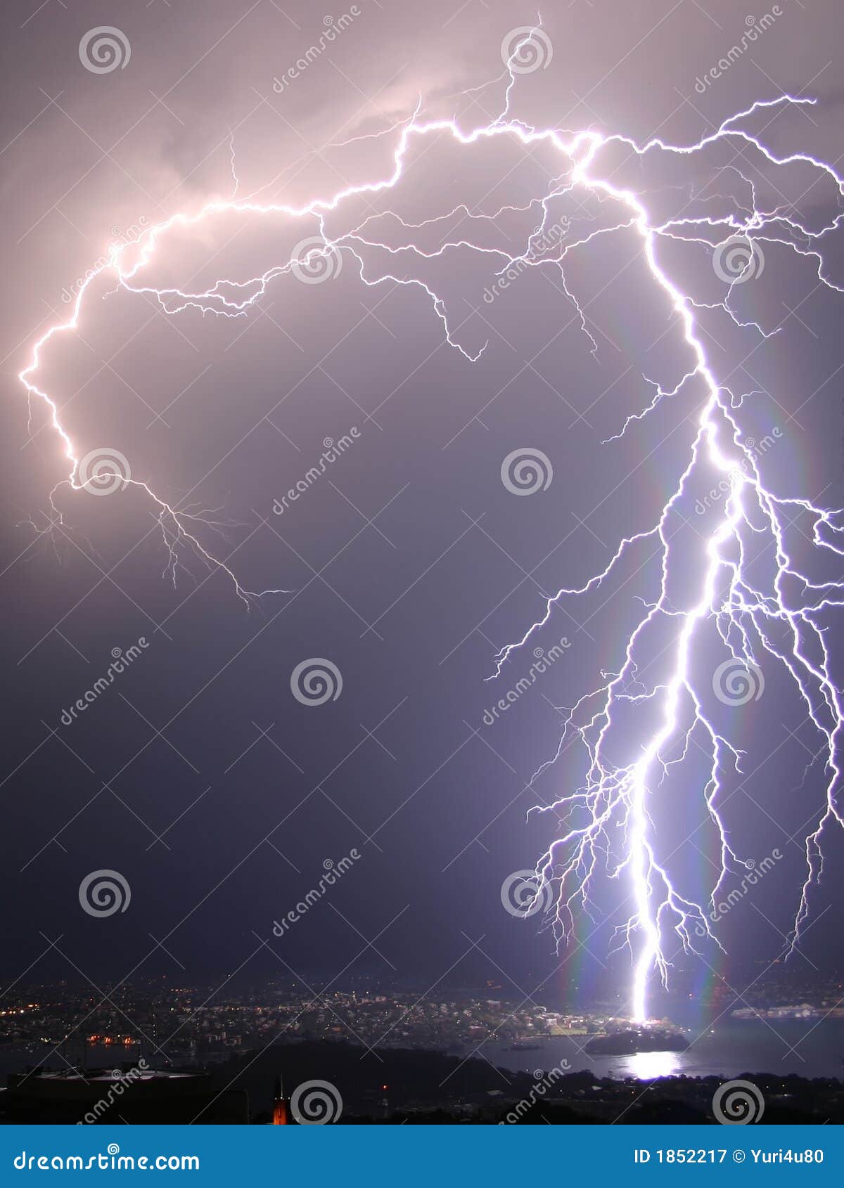 Flash en la noche imagen de archivo. Imagen de brillante - 1852217