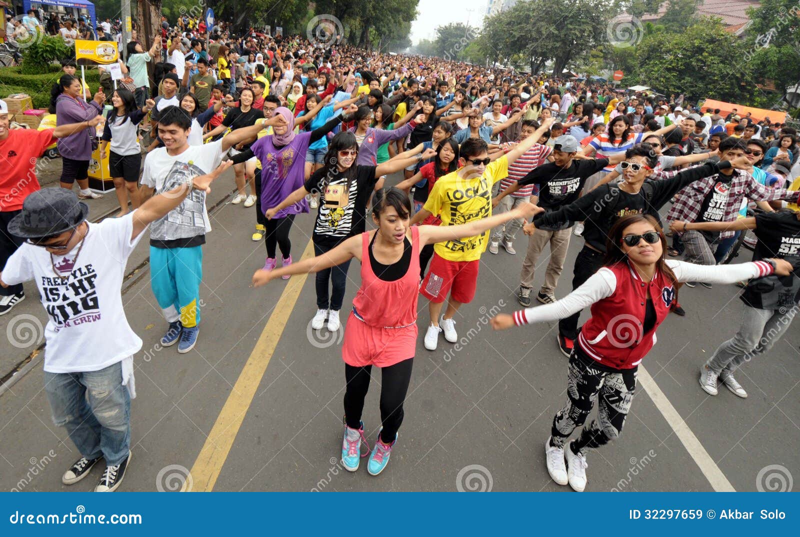 Flash mob editorial stock image. Image of indonesia, editorial - 32297659