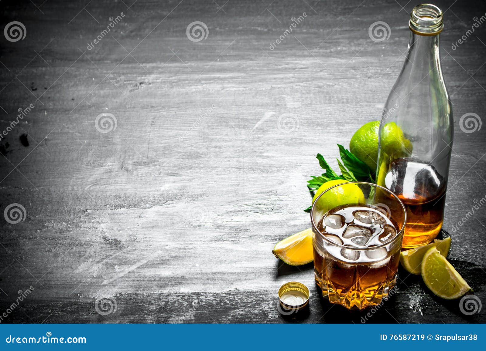 Flaska Av Rom Med Limefrukt Fotografering för Bildbyråer - Bild av ...