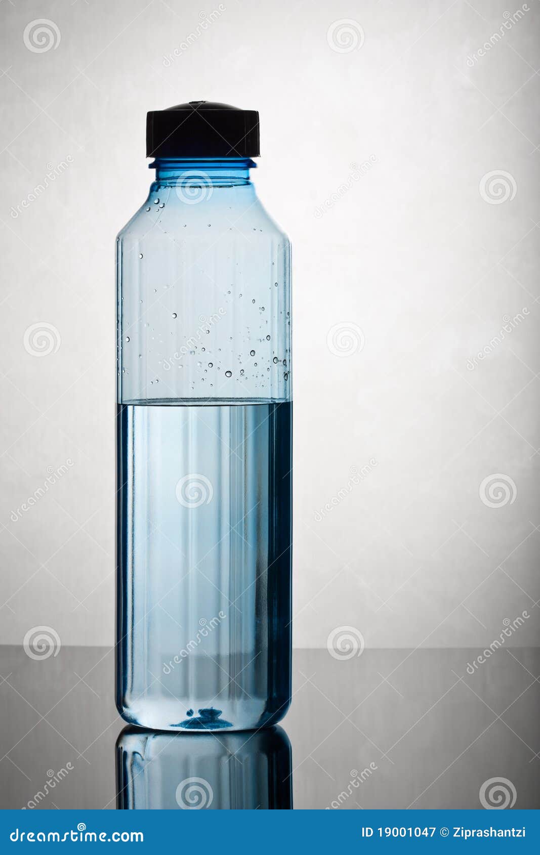Flaska fyllt vatten fotografering för bildbyråer. Bild av tydlig - 19001047