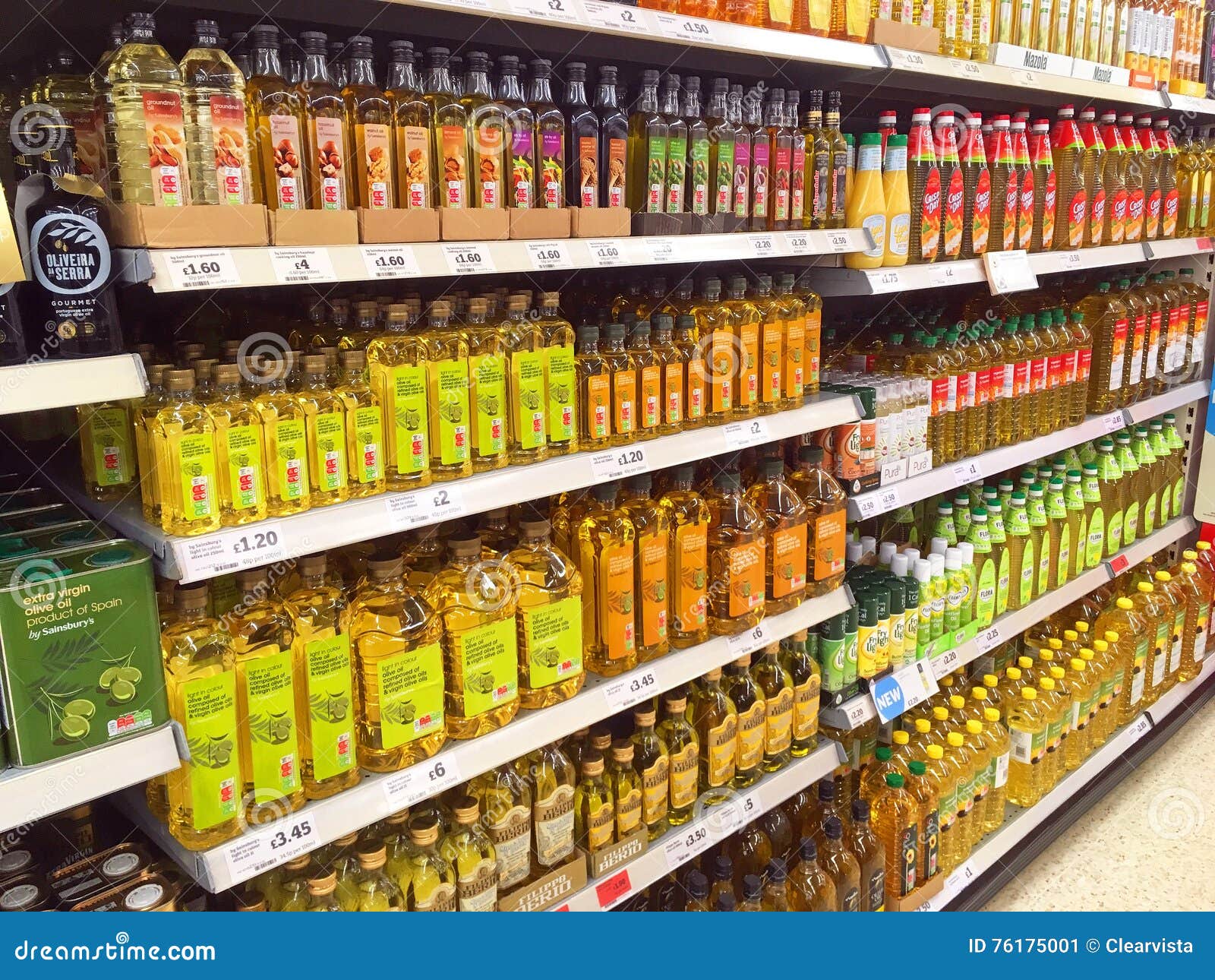 Flaskor Av Matolja I En Stormarknad Redaktionell Bild - Bild av ...