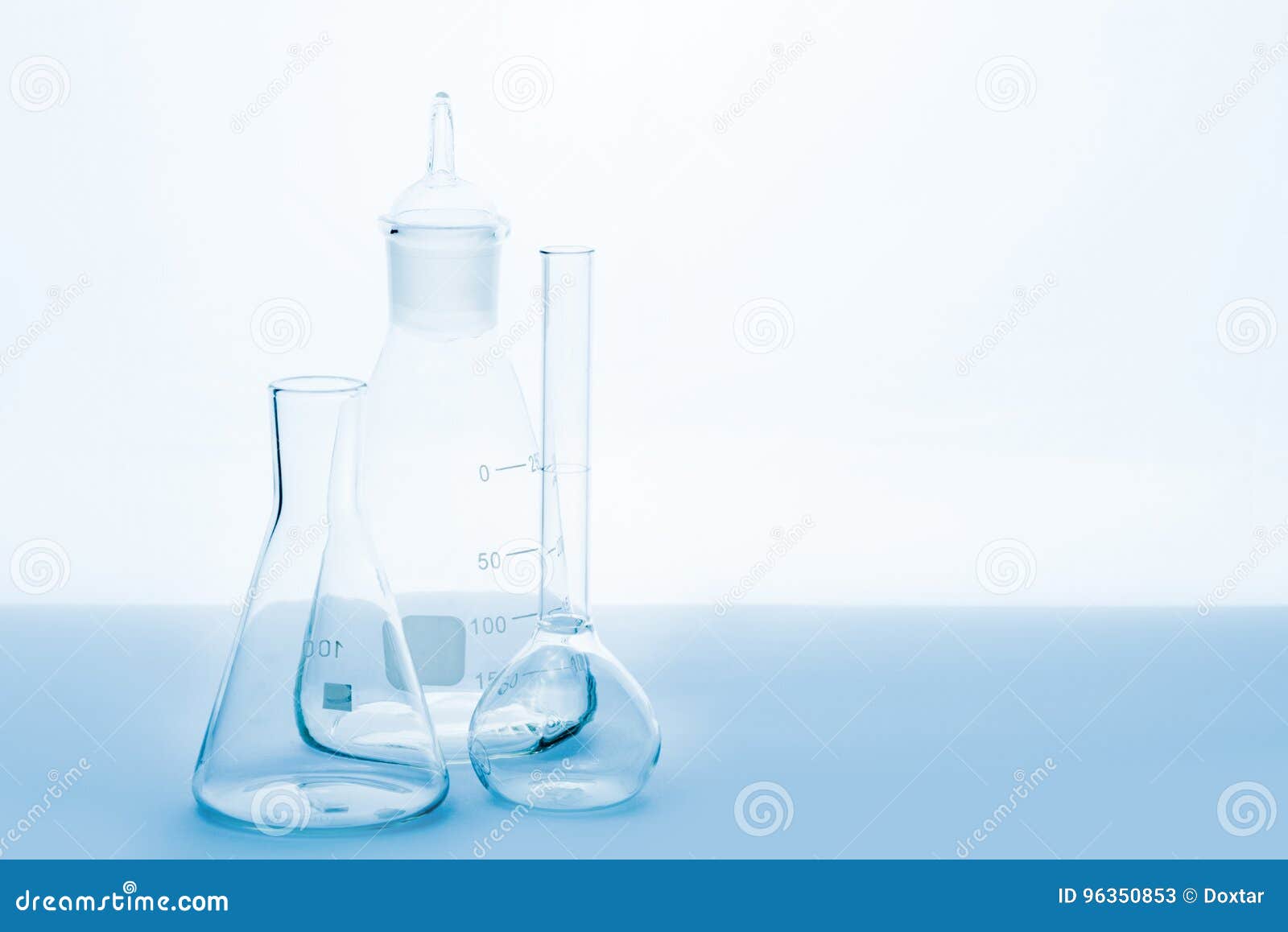 Flaskor Och Skyttlar I Ett Kemiskt Laboratorium Fotografering för ...