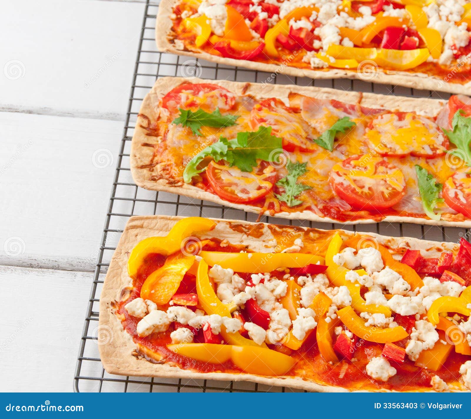 Flatbread Apoyado Con La Variedad De Desmoches. Imagen de archivo ...