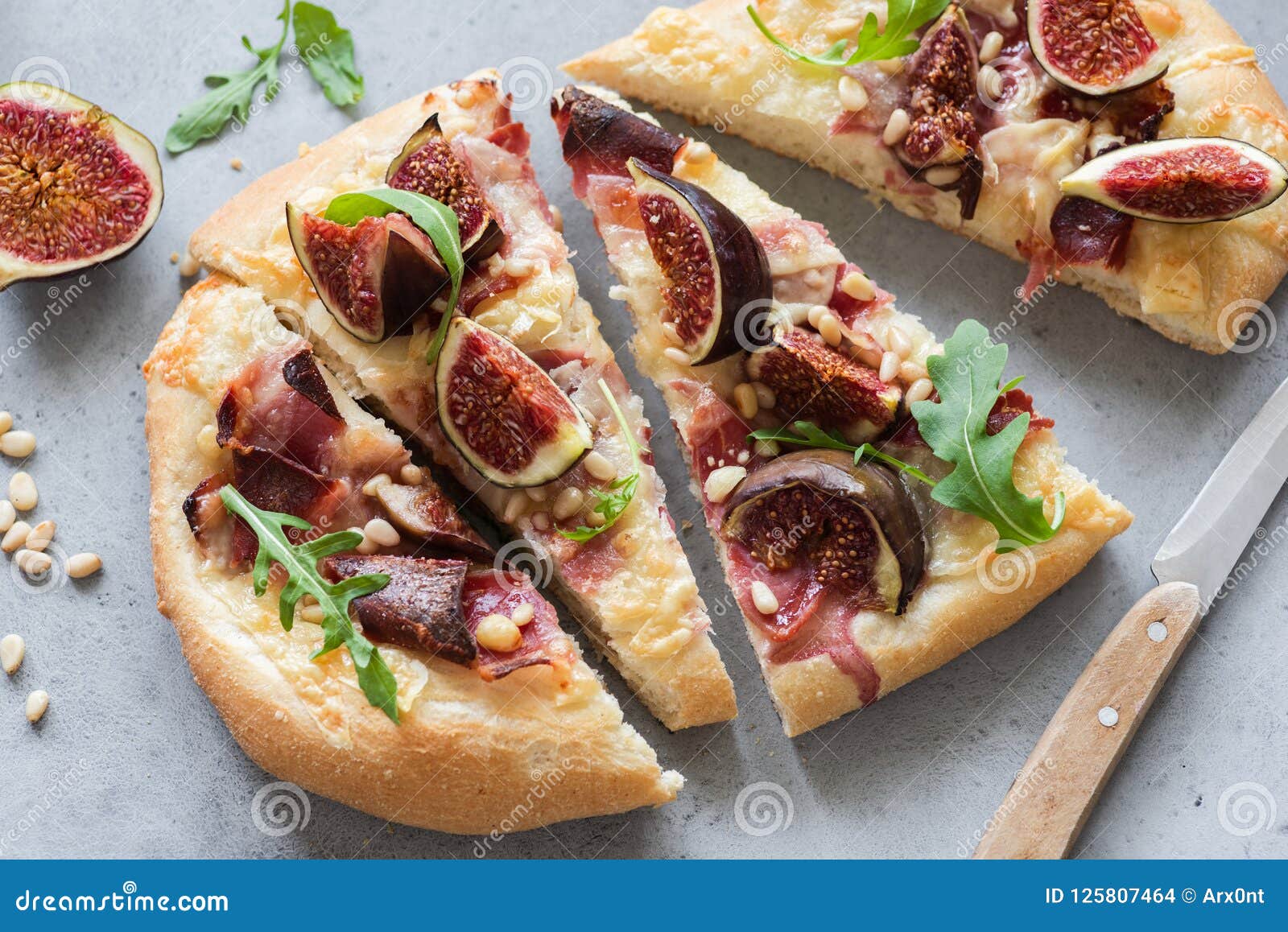Flatbread Con Los Higos, El Jamón, El Queso Y El Arugula Foto de ...