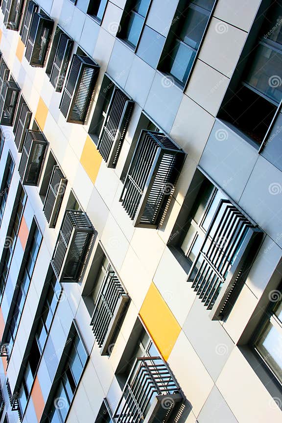 Flatgebouw stock foto. Image of bewoning, vlak, bezit - 6433908