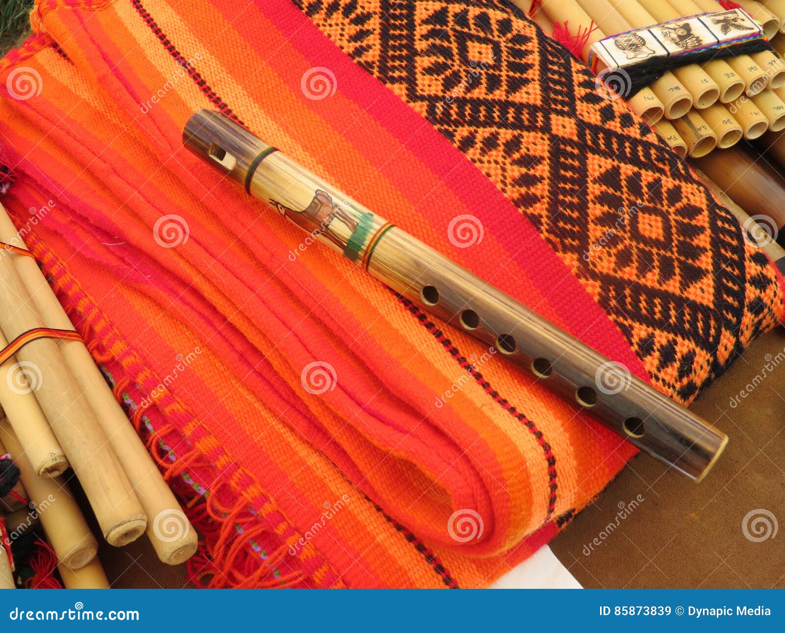 Flauta de madera peruana imagen de archivo. Imagen de instrumento ...