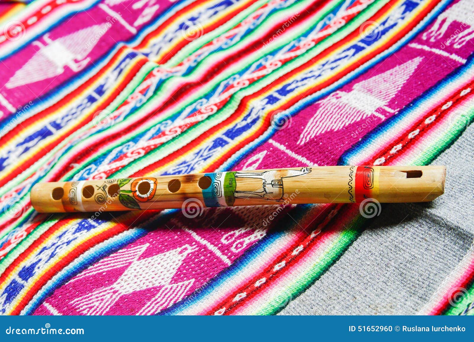 Flauta peruana de madeira foto de stock. Imagem de equador - 51652960