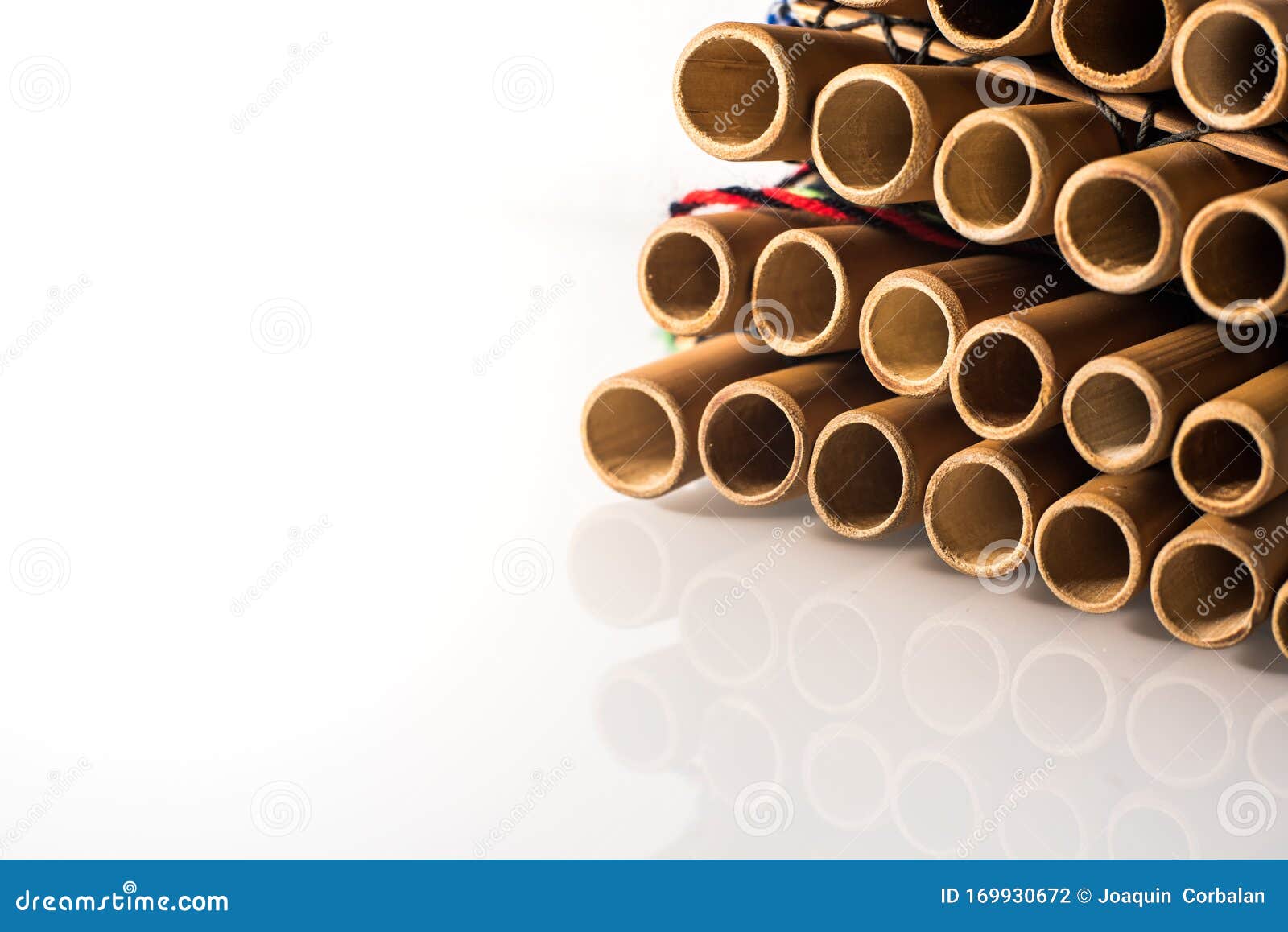 Flauta Tradicional Pano-maya Y Peruana De Fondo Blanco Foto de archivo ...