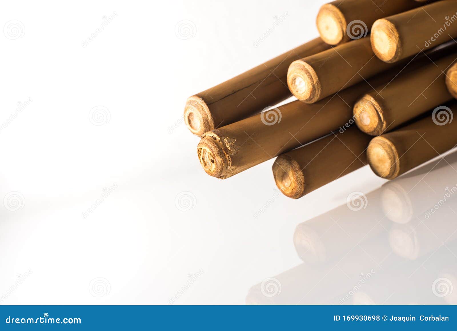 Flauta Tradicional Pano-maya Y Peruana De Fondo Blanco Foto de archivo ...