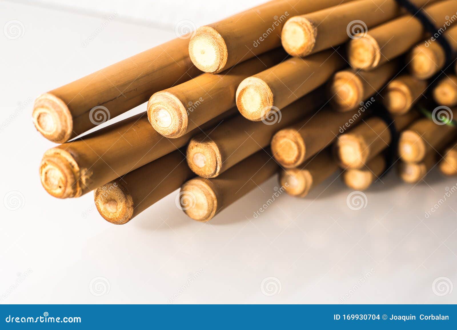 Flauta Tradicional Pano-maya Y Peruana De Fondo Blanco Foto de archivo ...