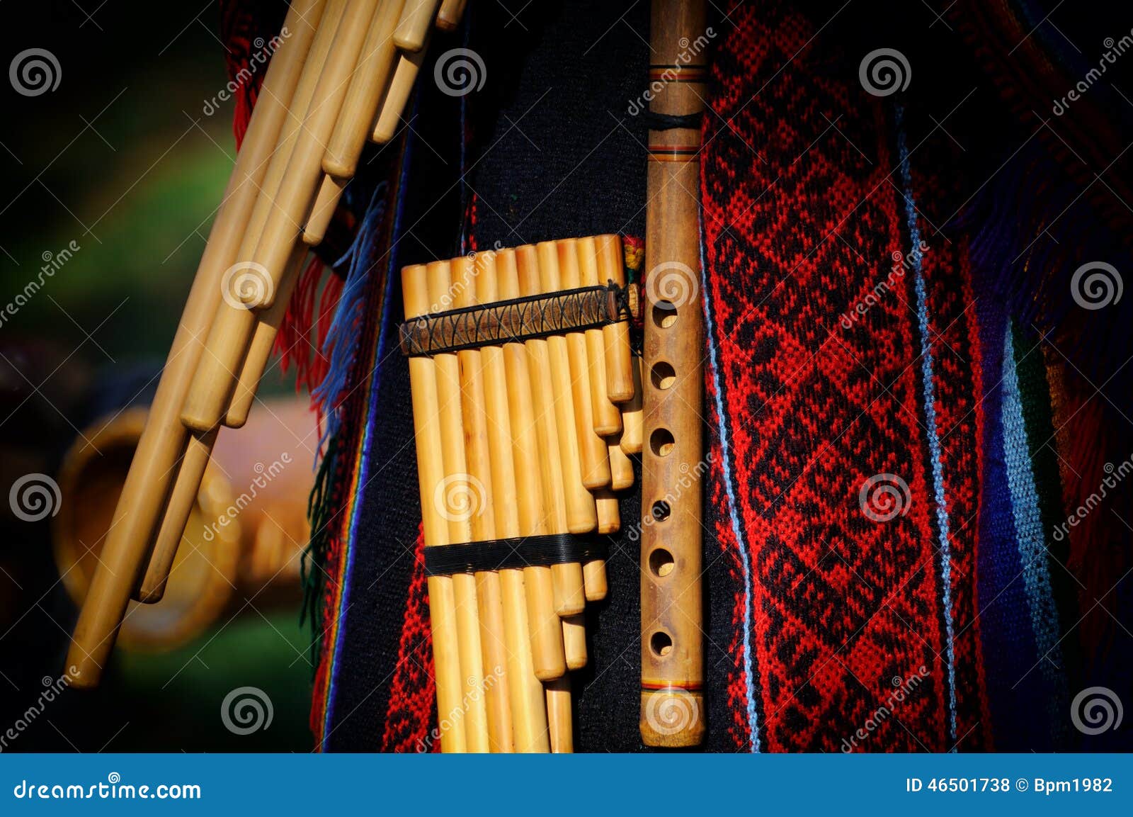 Flauto di Pan peruviana fotografia stock. Immagine di foro - 46501738