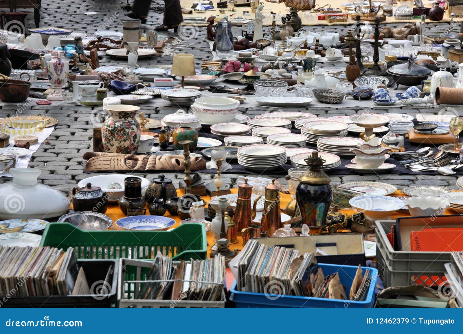 Flea Market, Bruxelles stock image. Image of collectibles - 12462379