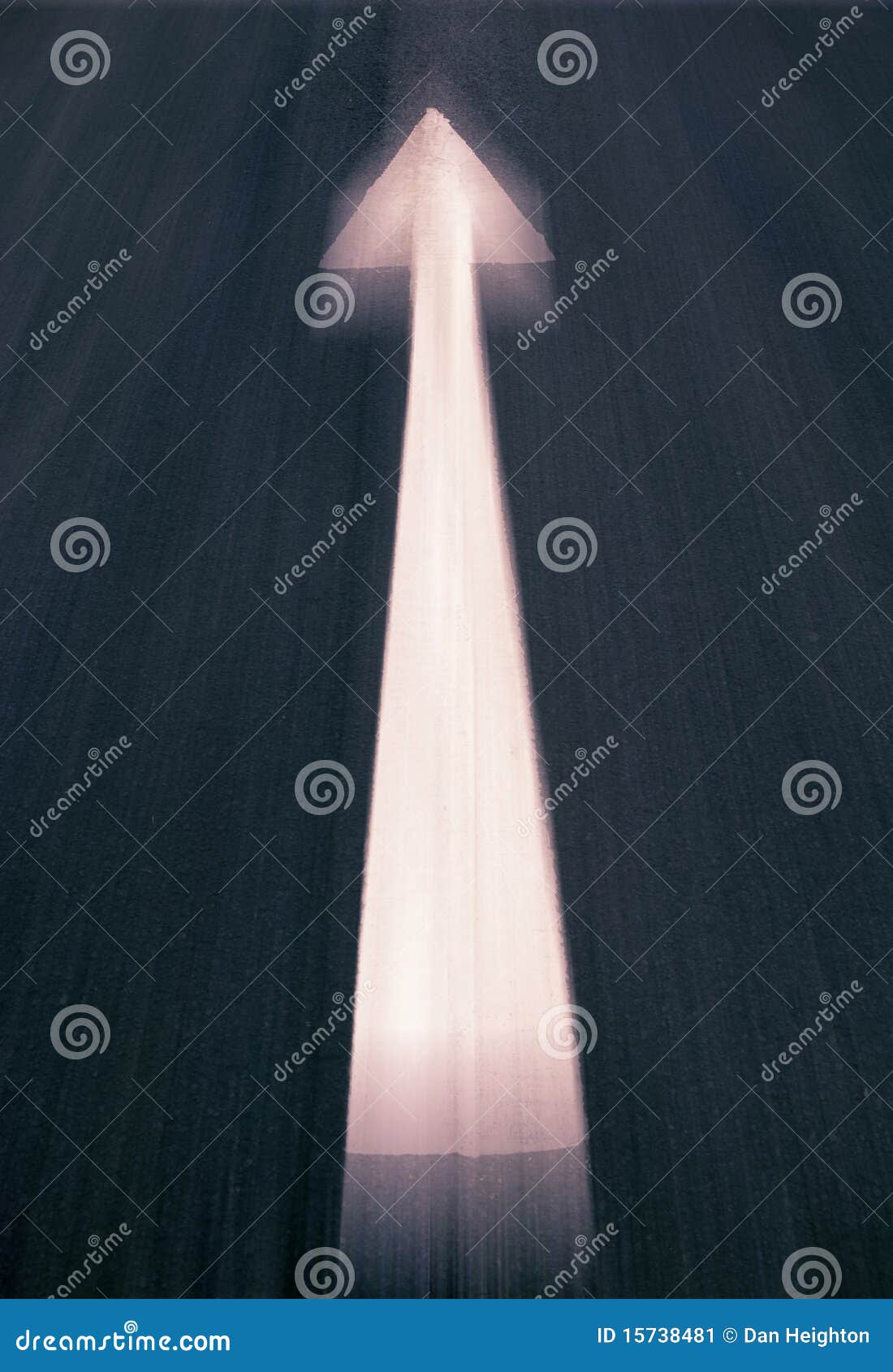 Flecha Blanca Pintada En El Camino Imagen de archivo - Imagen de ...