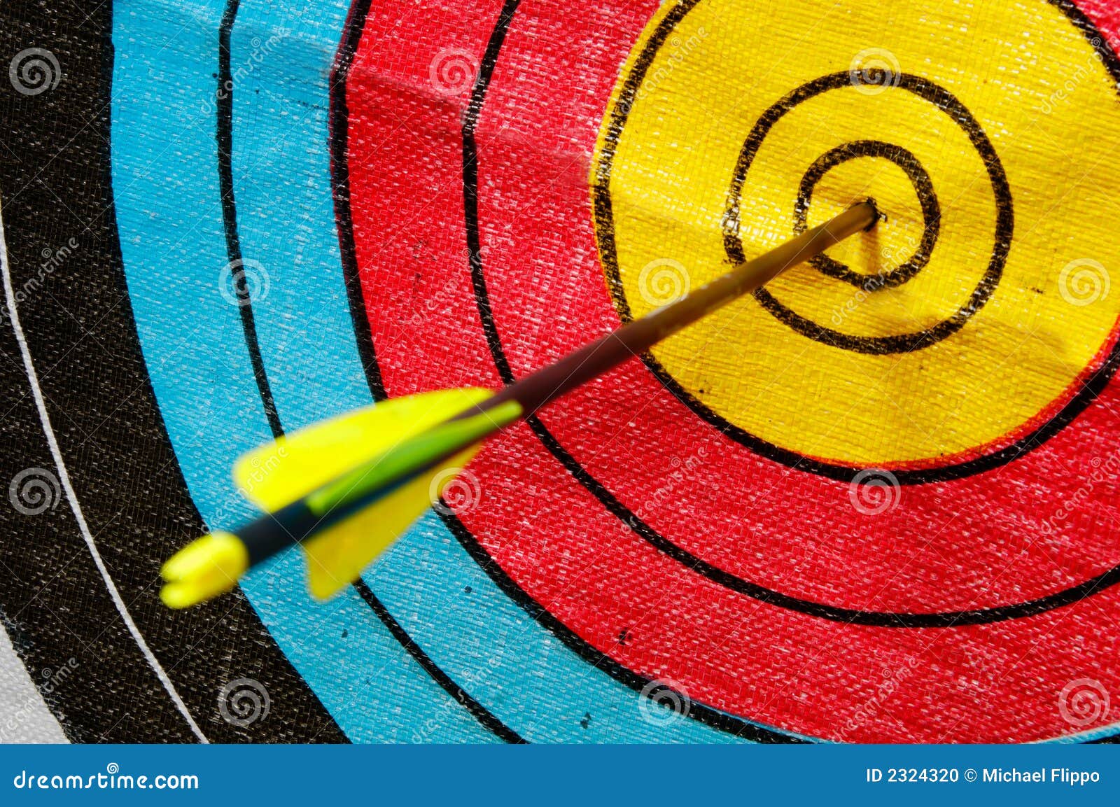 Flecha en blanco foto de archivo. Imagen de negro, meta - 2324320