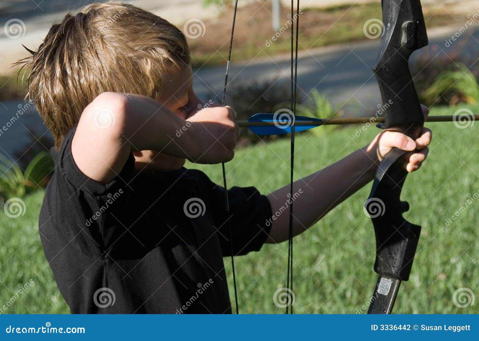 Flecha Joven Del Shooting Del Muchacho Foto de archivo - Imagen de ...