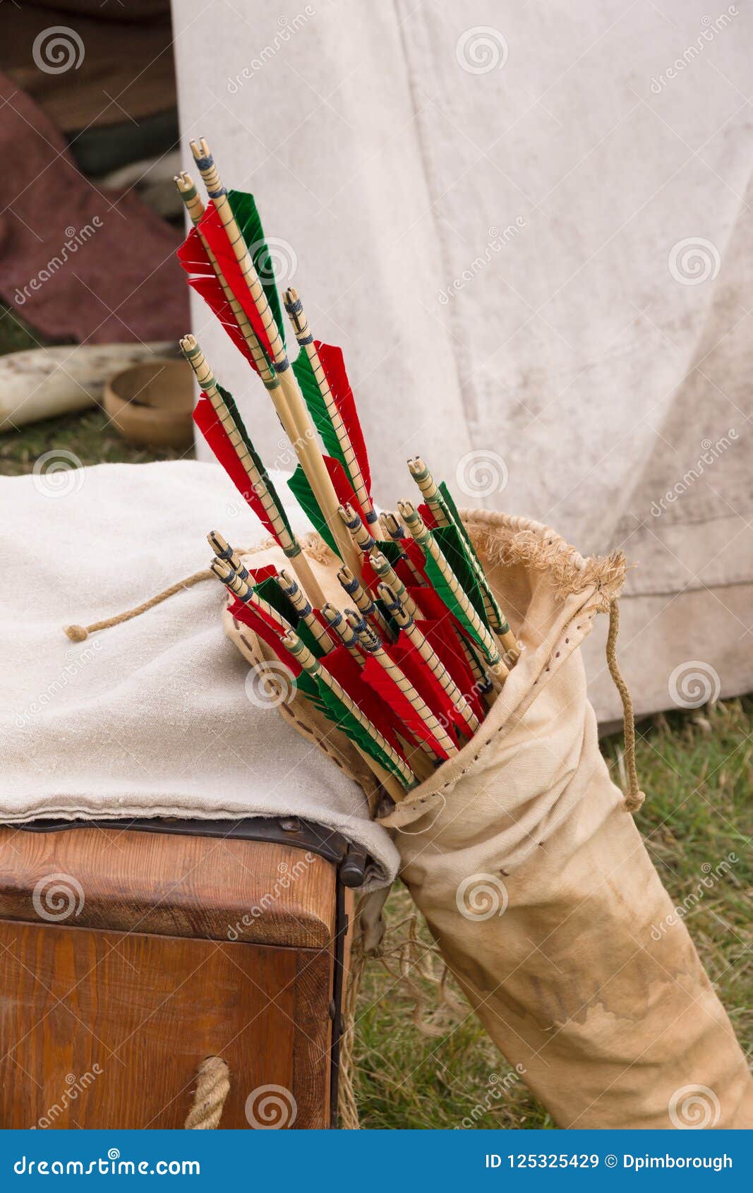 Flecha Medieval En Un Estremecimiento Imagen de archivo - Imagen de ...