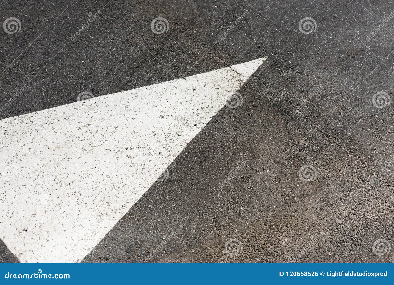 Flecha pintada blanca foto de archivo. Imagen de carretera - 120668526