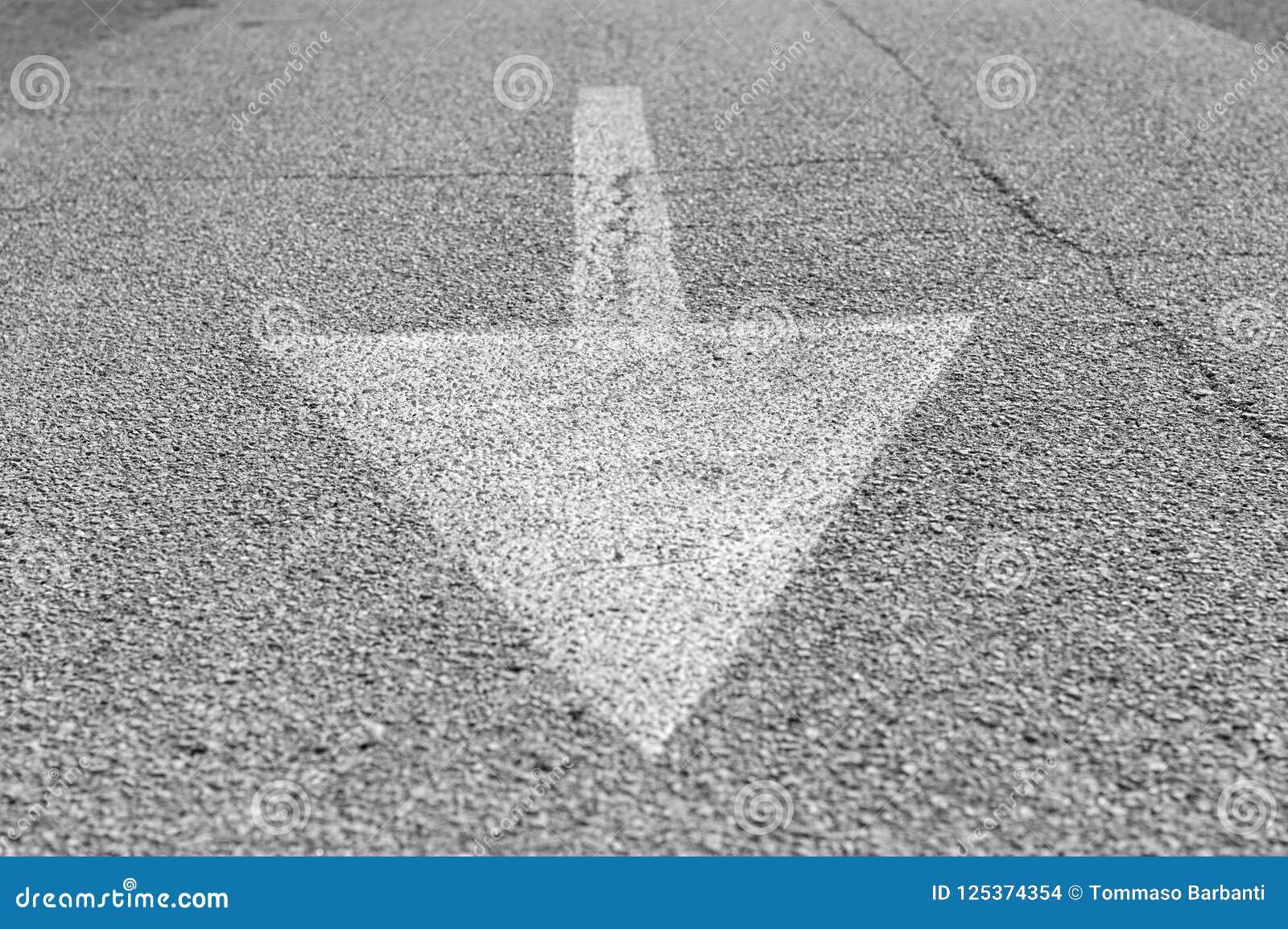 Flecha Pintada En El Asfalto Foto de archivo - Imagen de copia ...