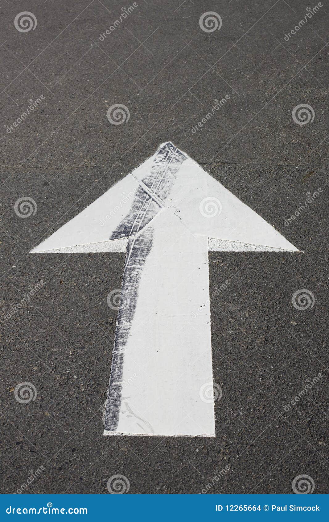Flecha pintada en la calle foto de archivo. Imagen de pisada - 12265664