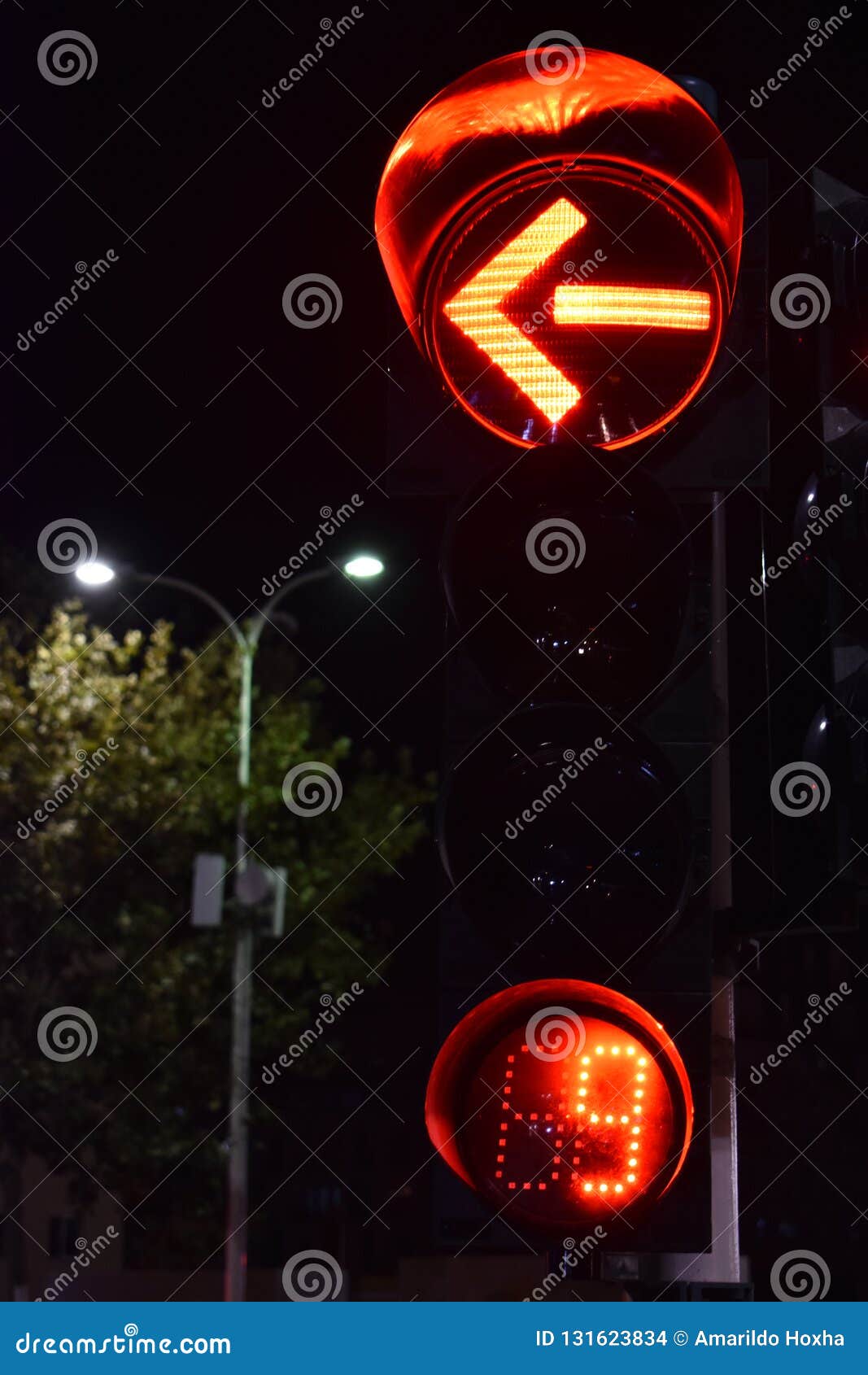 Flecha Roja De La Curva De La Izquierda De Un Semáforo Foto de archivo ...